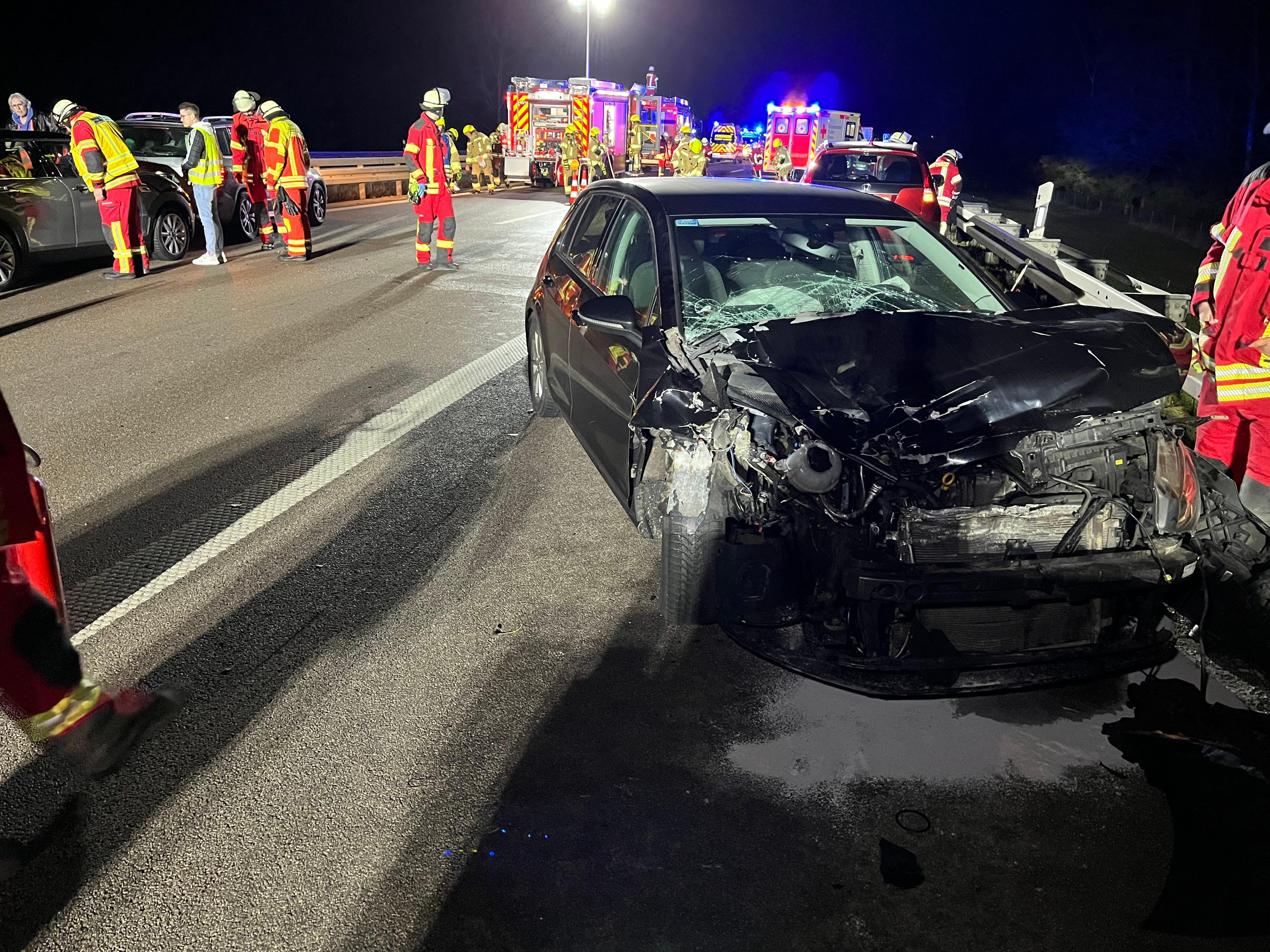 Auto und Lastwagen kollidieren: Fünf Verletzte nach Unfall auf der A3 ...