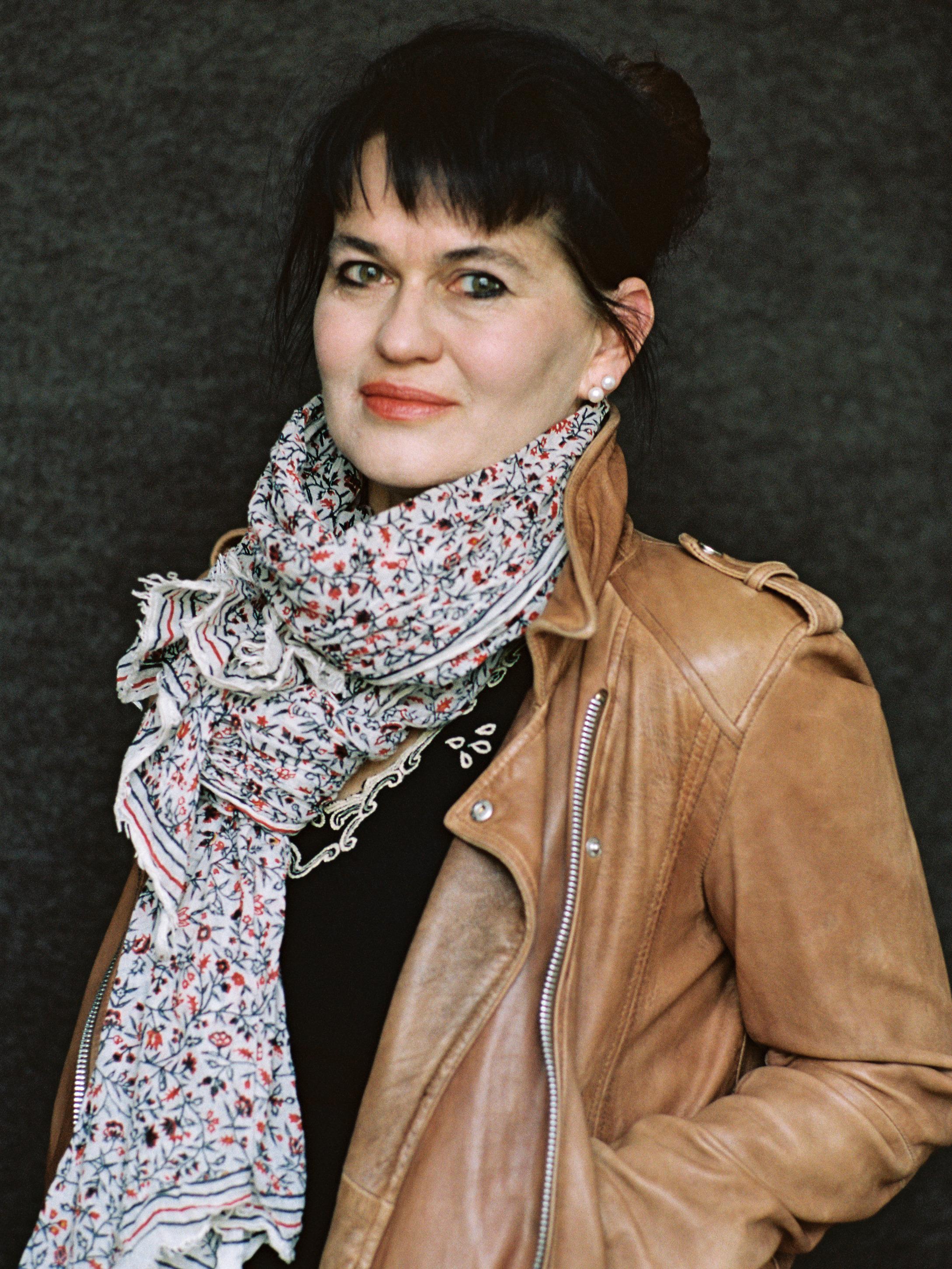 "Fischers Frau": Karin Kalisa verknüpft kunstvoll Teppich- und Erzählfäden