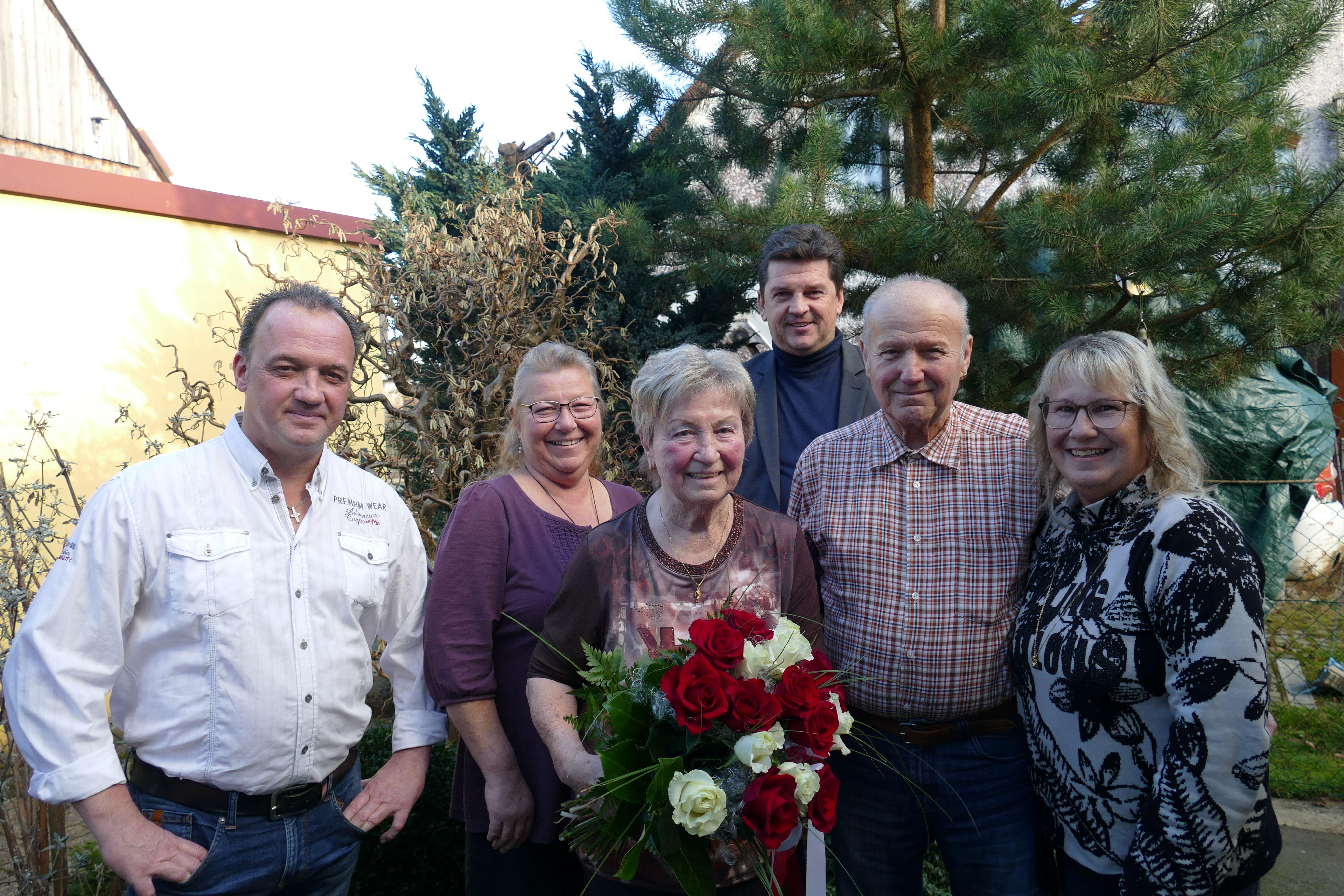 Jubilarin Elsbeth Sander freut sich jeden Morgen auf ihre Tageszeitung