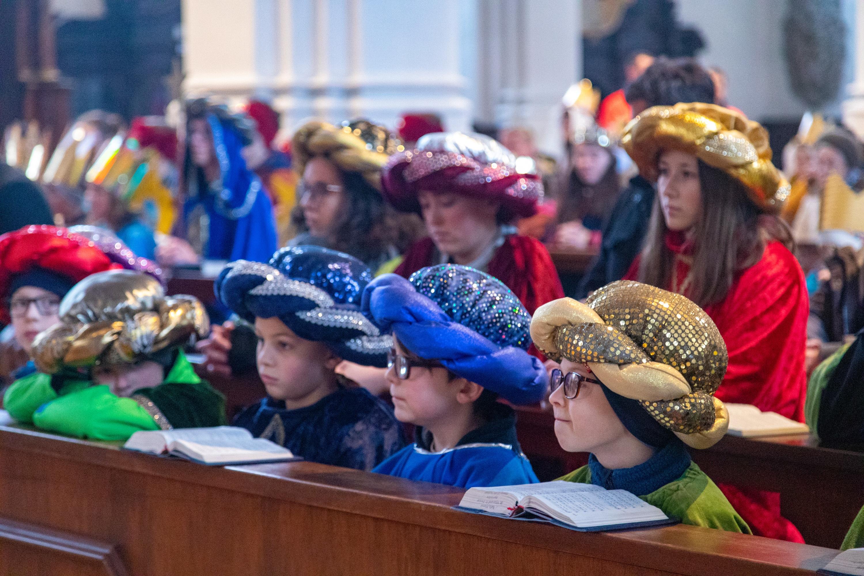 Sternsingerinnen und Sternsinger aus dem Bistum feiern zusammen mit ...