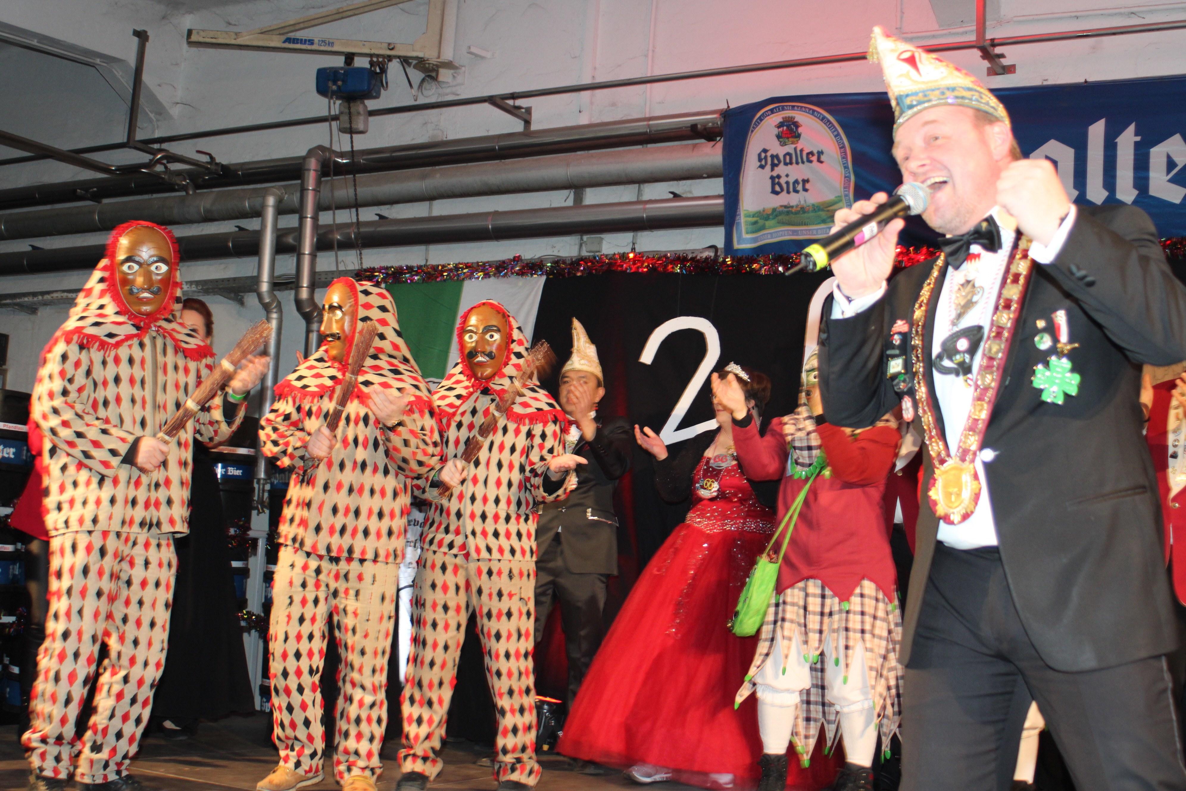 Schneewalzer, 22 Biere und ein singender Präsident: So war die erste ...
