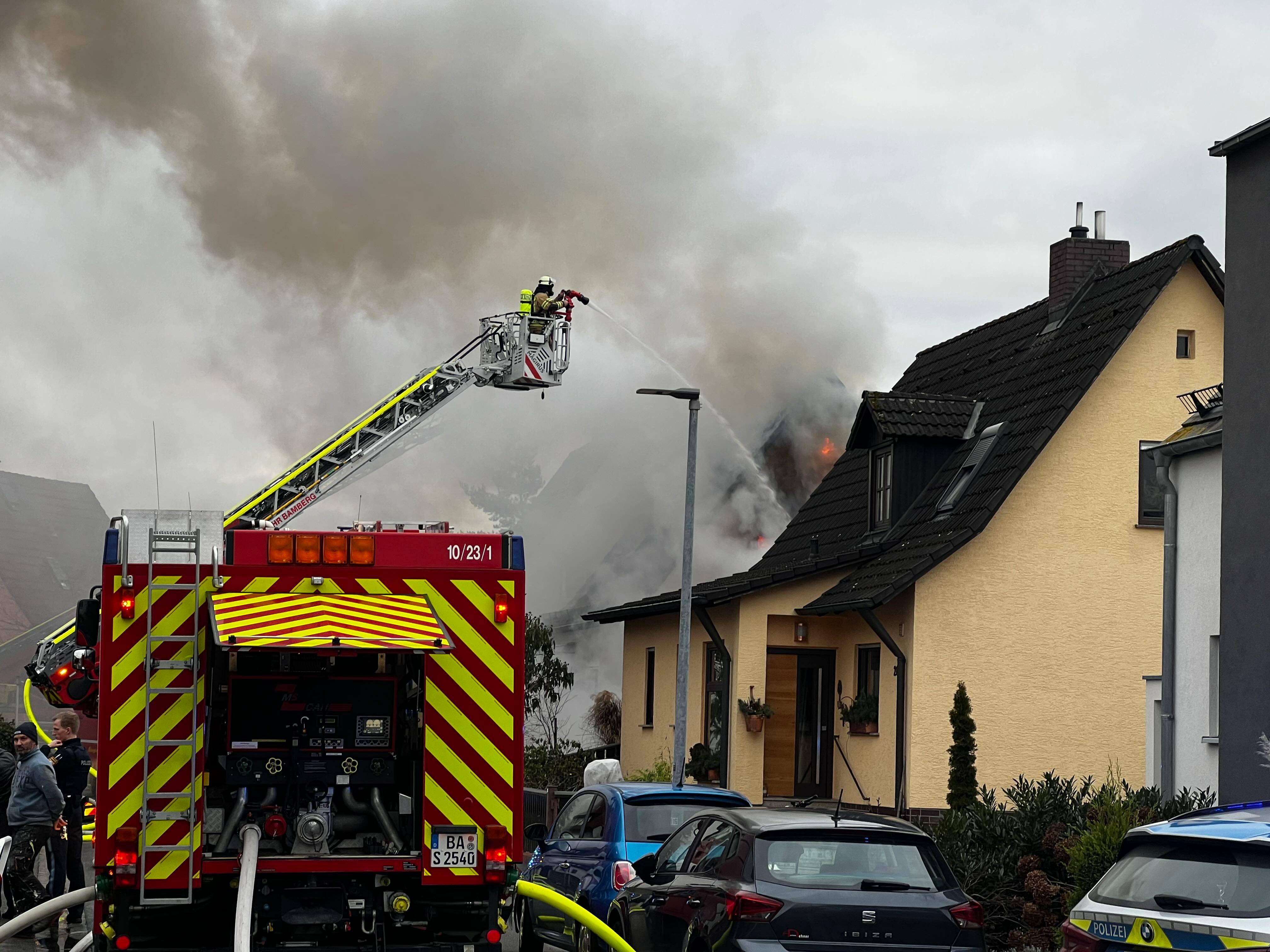 Gesamter Dachstuhl lichterloh in Flammen - Toter bei Hausbrand in Bamberg