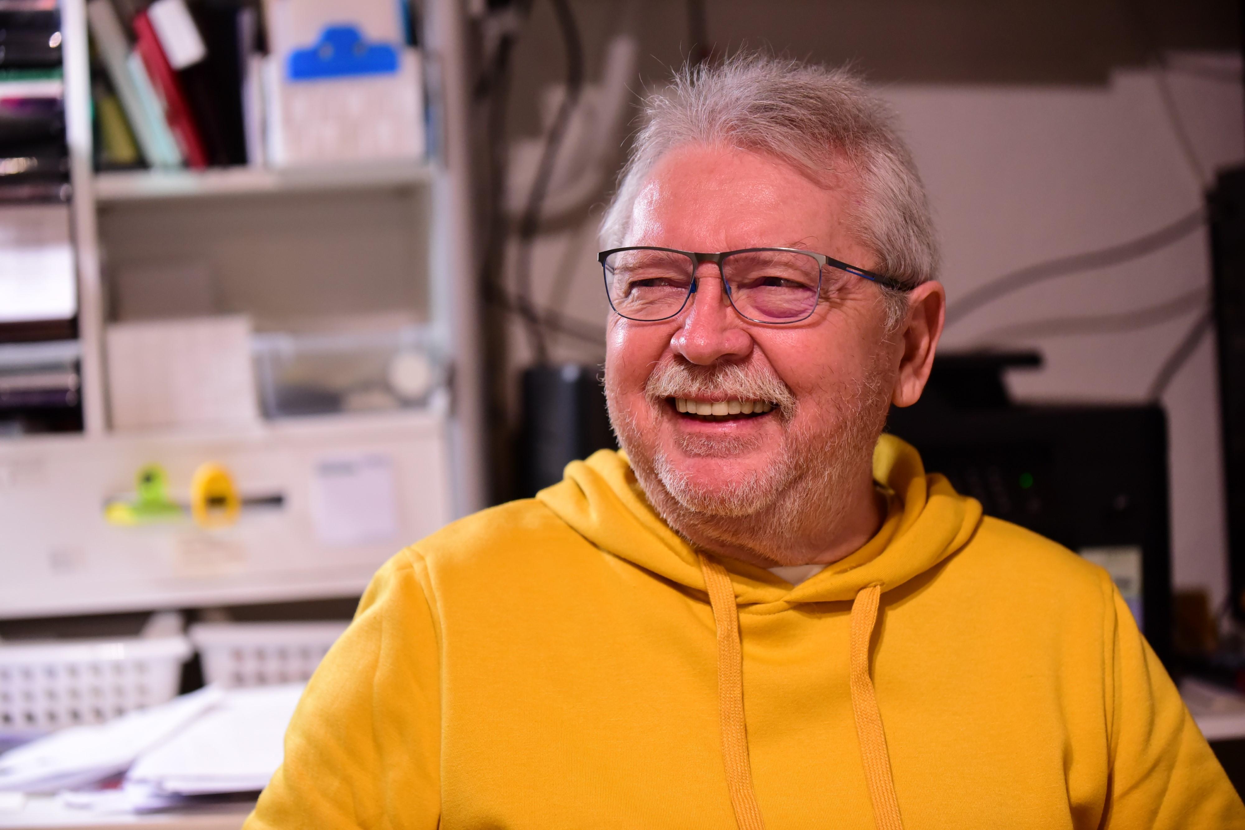 Waldemar Hofmann lässt zwei verliebte Stubenfliegen sterben und legt Neues zur Mundart vor