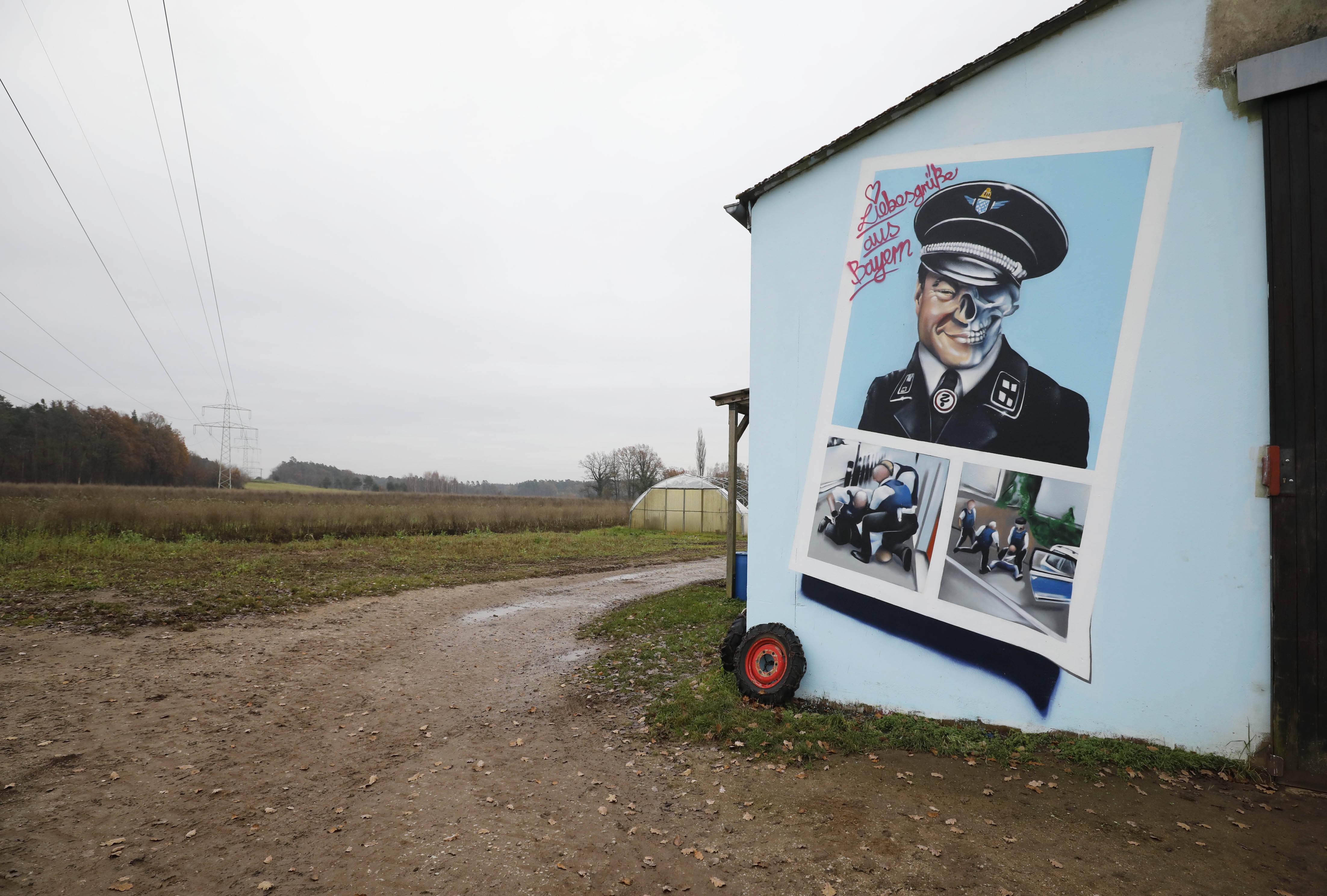 Söder als SS-Mann: Warum das Graffiti trotz Strafbefehl auf einer ...