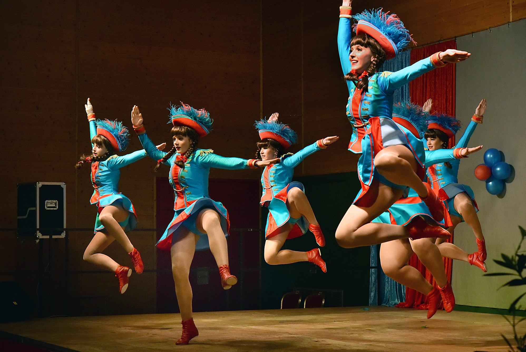 Buckenhofer Seku-Narren nehmen Publikum bei Prunksitzung auf rasante ...