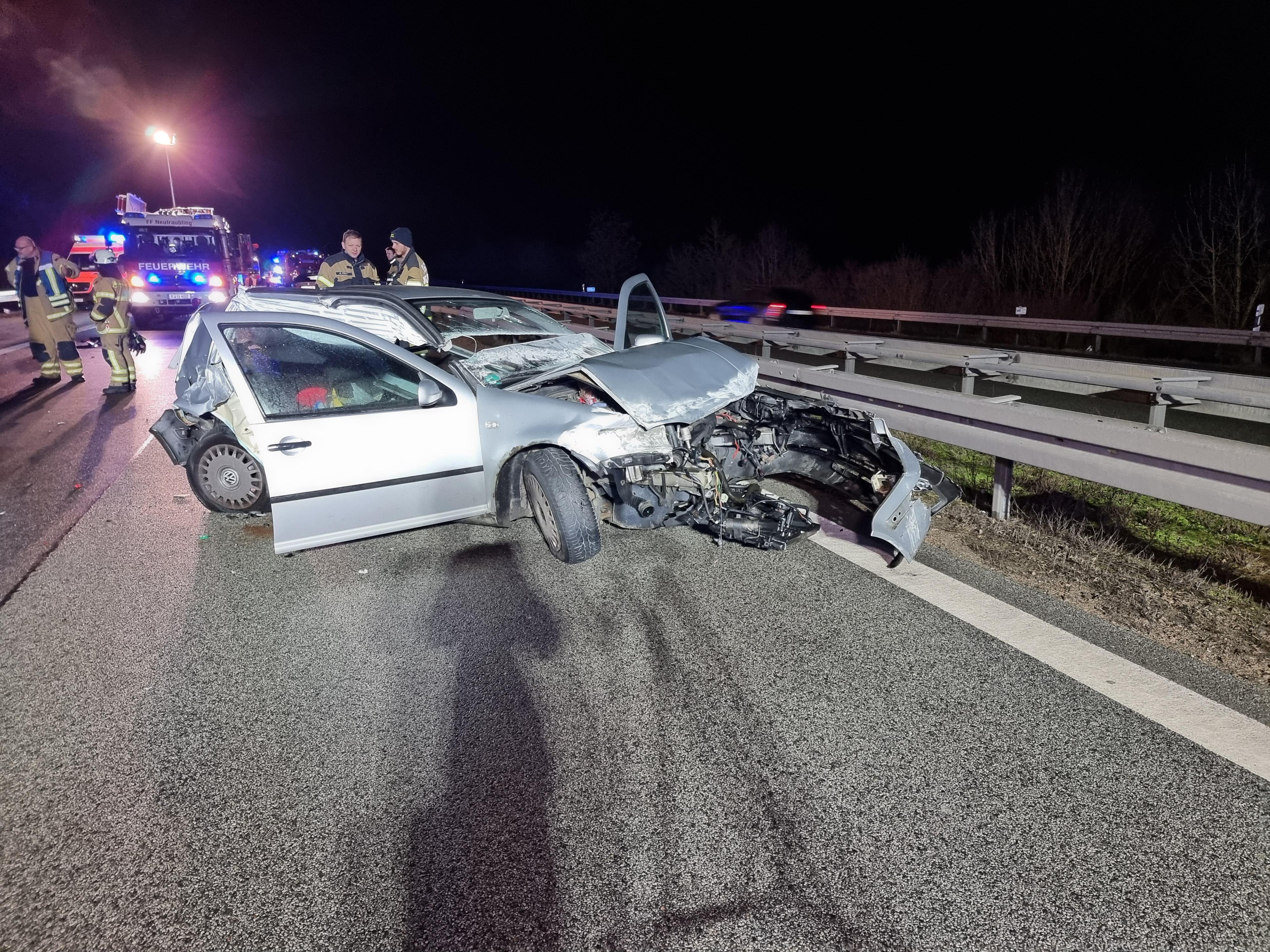 Fahrer wurde im Wagen eingeklemmt: Unfall auf der A3 bei Regensburg