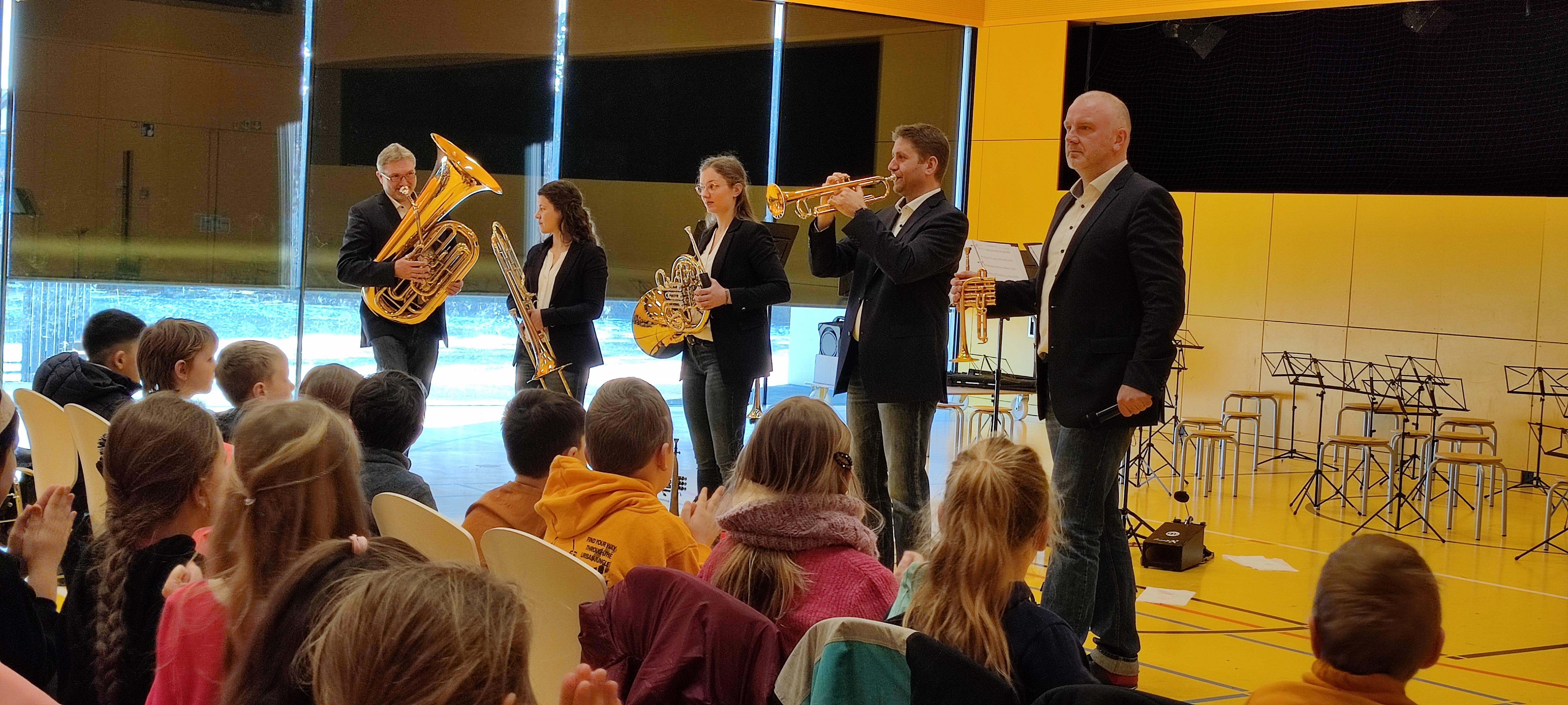 Die Hofer Symphoniker begeistern in der Grundschule Pegnitz bei Mitmach ...