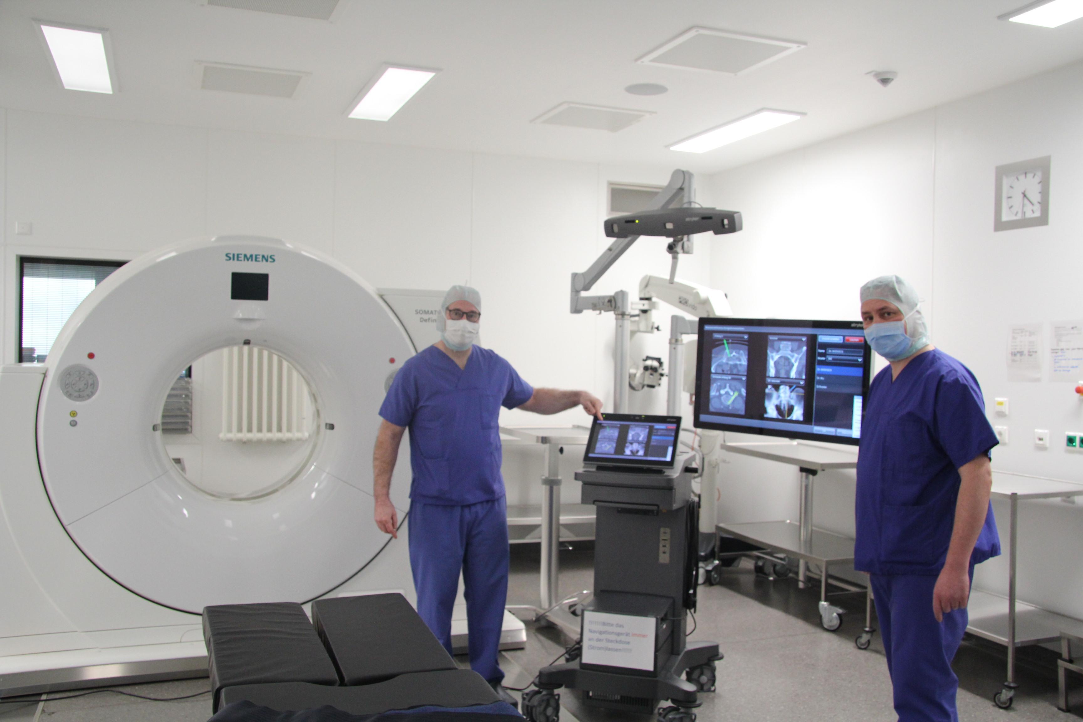 Kollege Computer hilft beim Operieren: Erler-Klinik rüstet bei OP-Sälen auf