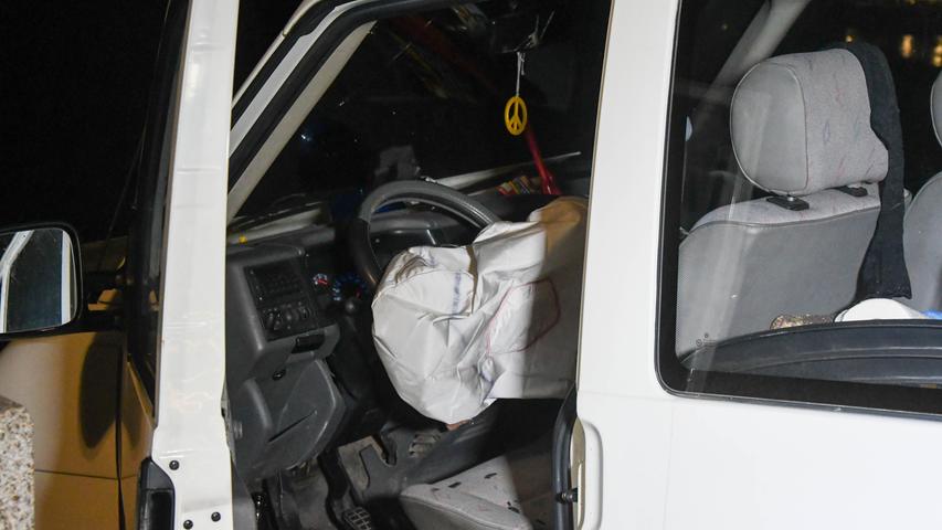 Kurioser Unfall: VW-Bus bricht durch Steinerne Brücke in Regensburg ... Kurioser Unfall: VW-Bus bricht durch Steinerne Brücke in Regensburg ...