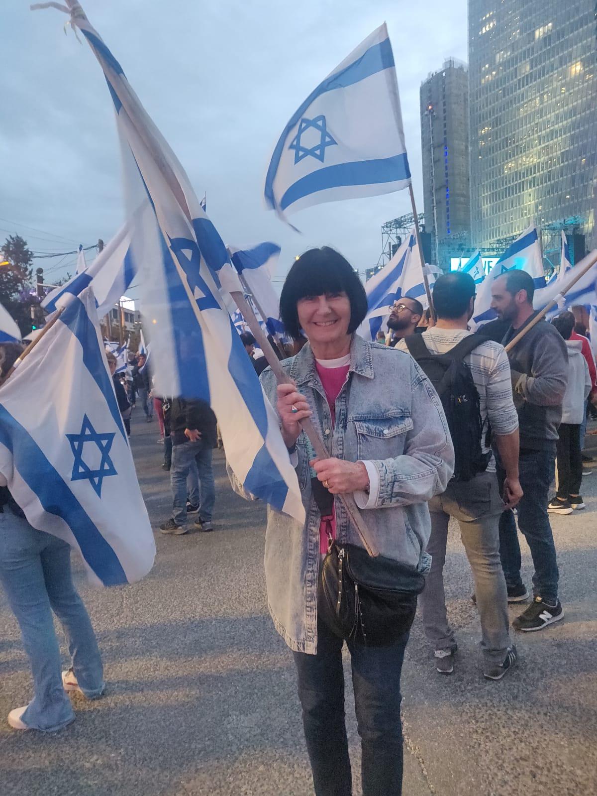 Mit dem Kampfgeist des berühmten Vaters: Ursi Abrahamys Einsatz für die Demokratie in Israel