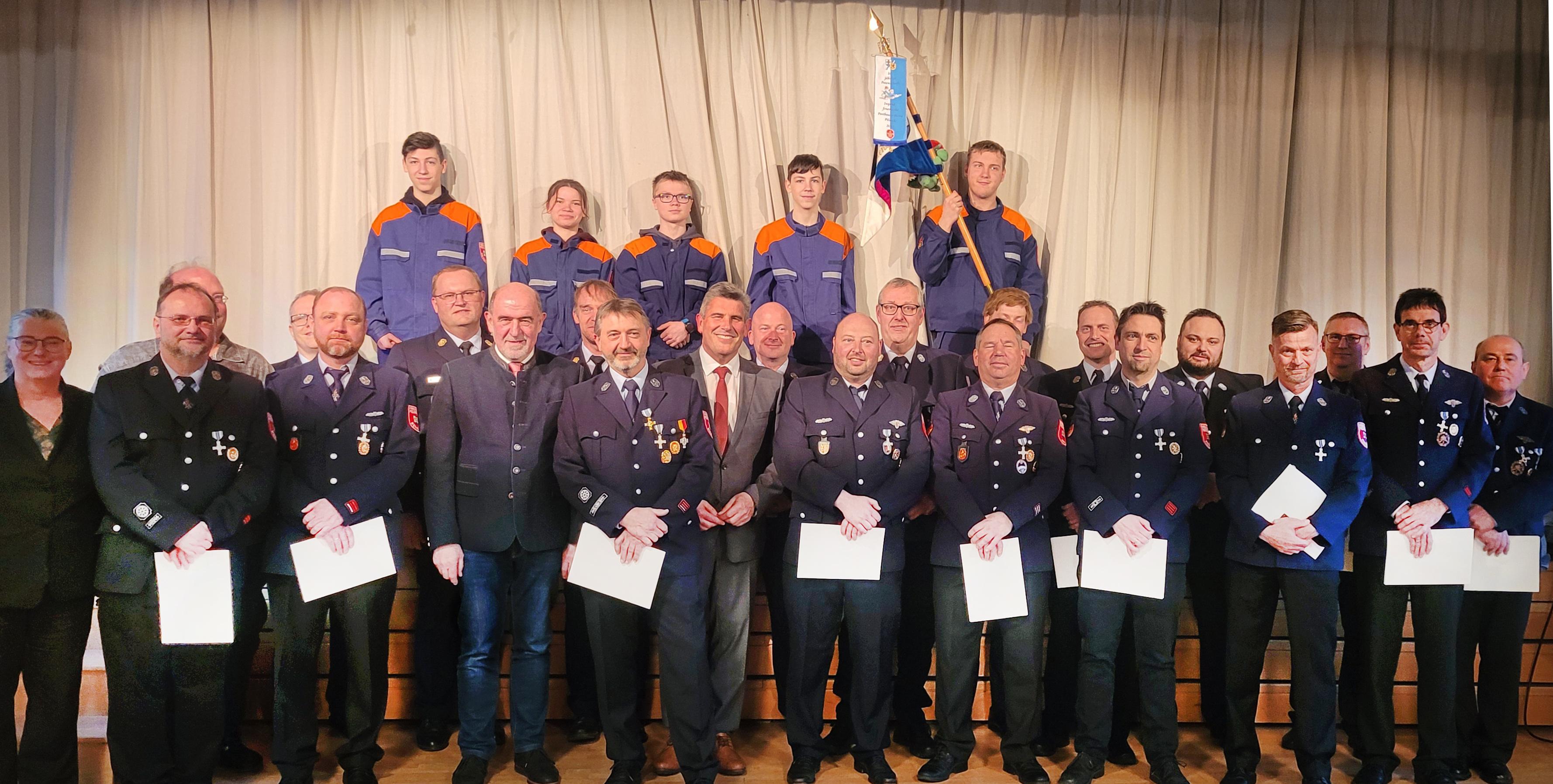 Dank und Ehre für die Feuerwehr-Jubilare aus Postbauer-Heng