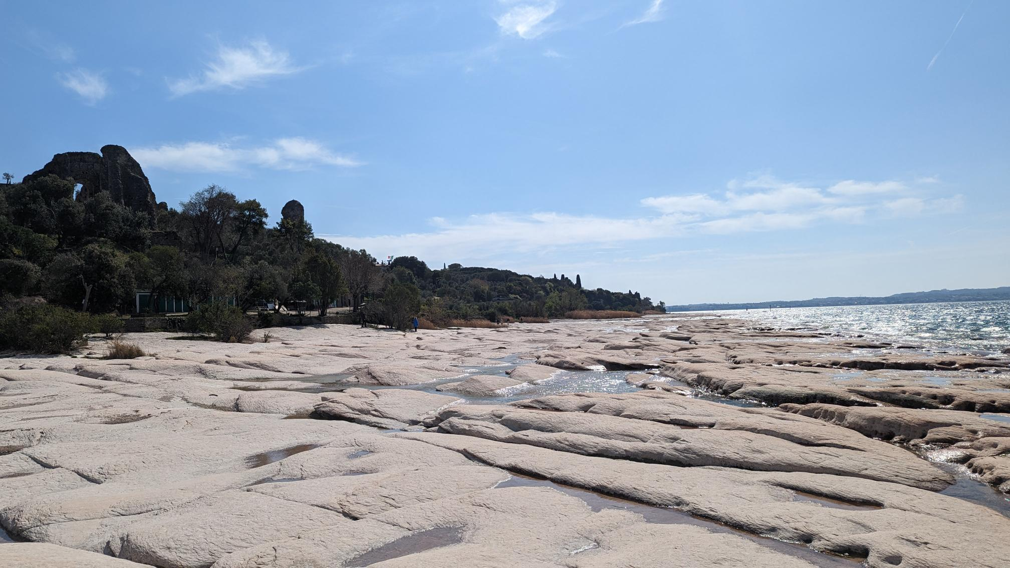 So niedrig wie nie: Dramatische Wasserstände am Gardasee - ausgerechnet ...