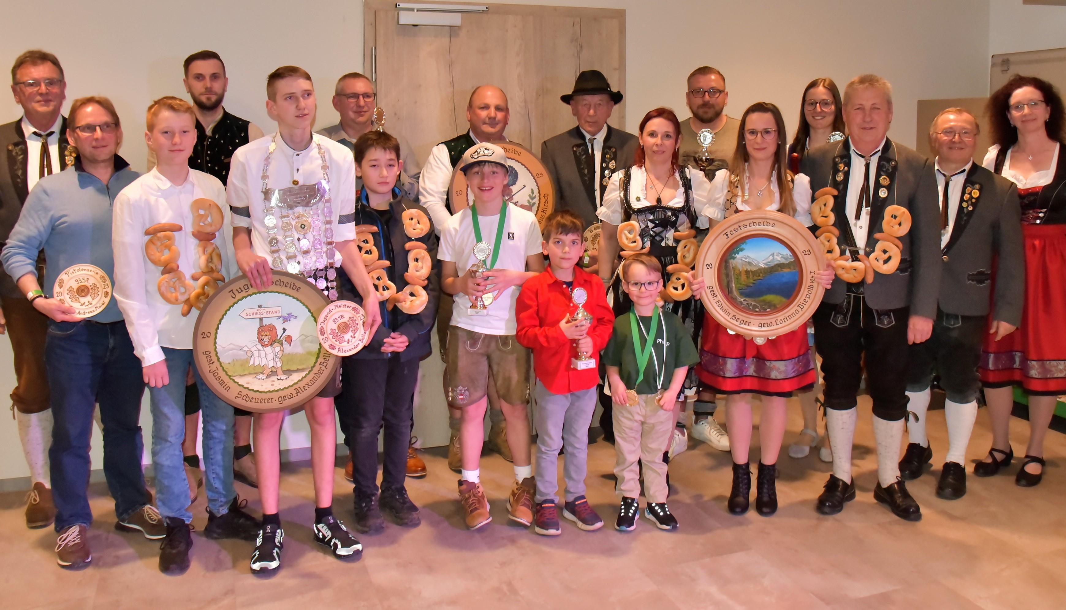 Königin Corinna Eichenlaub regiert bei Eichenlaub-Schützen in Pavelsbach