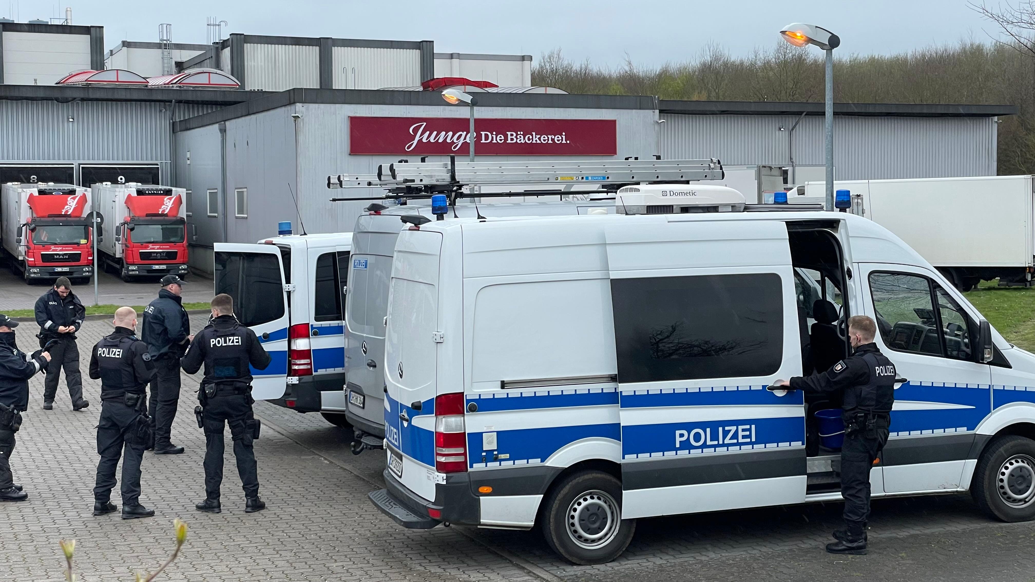 Sechsstellige Summe erbeutet: Bewaffnetes Trio raubt Geldtransporter ...