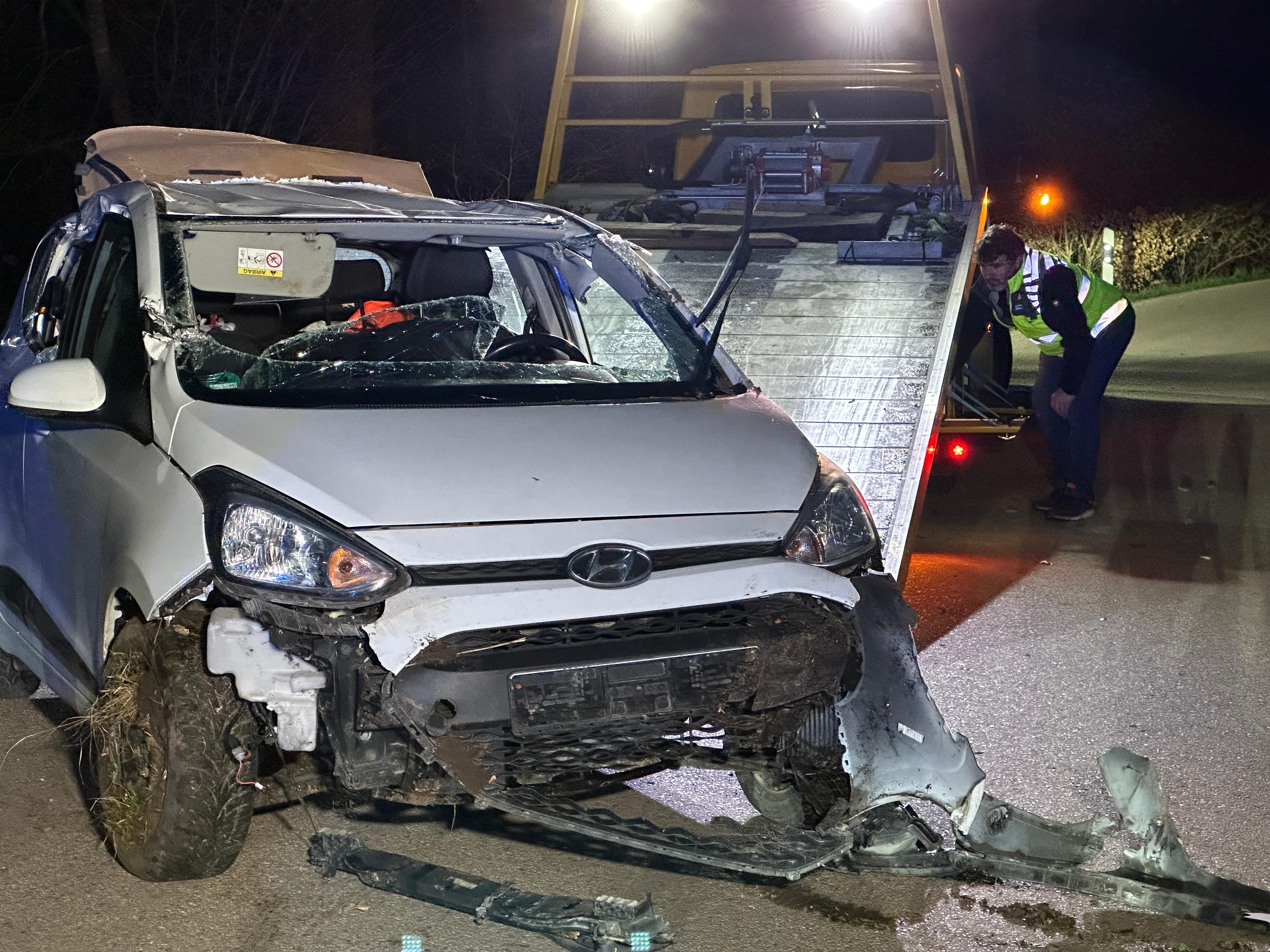 Unfall in Pappenheim: Hyundai kommt von der Fahrbahn ab und überschlägt ...