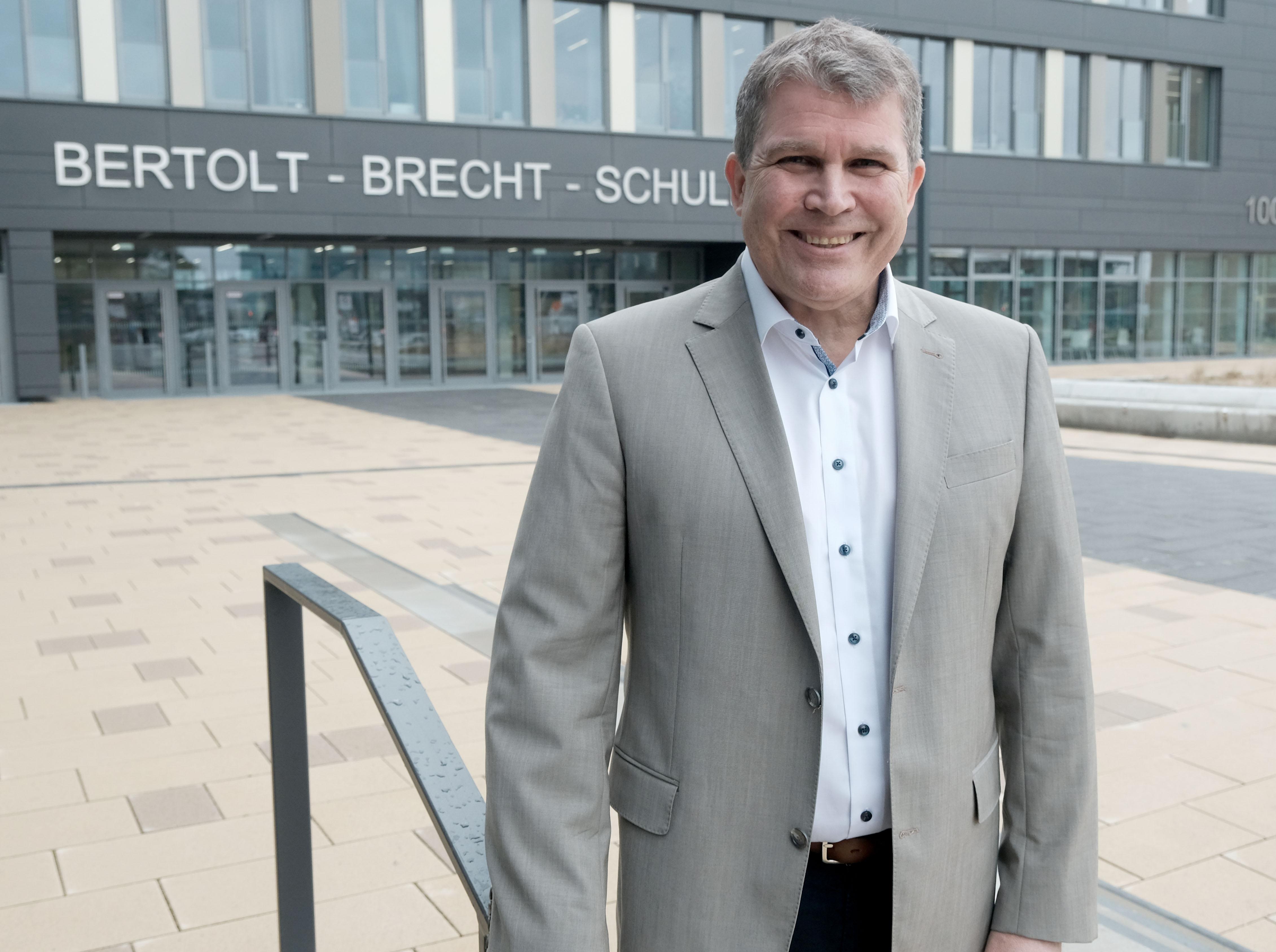 Handynutzung und KI: Was den neuen Leiter der Bertolt-Brecht-Schule ...