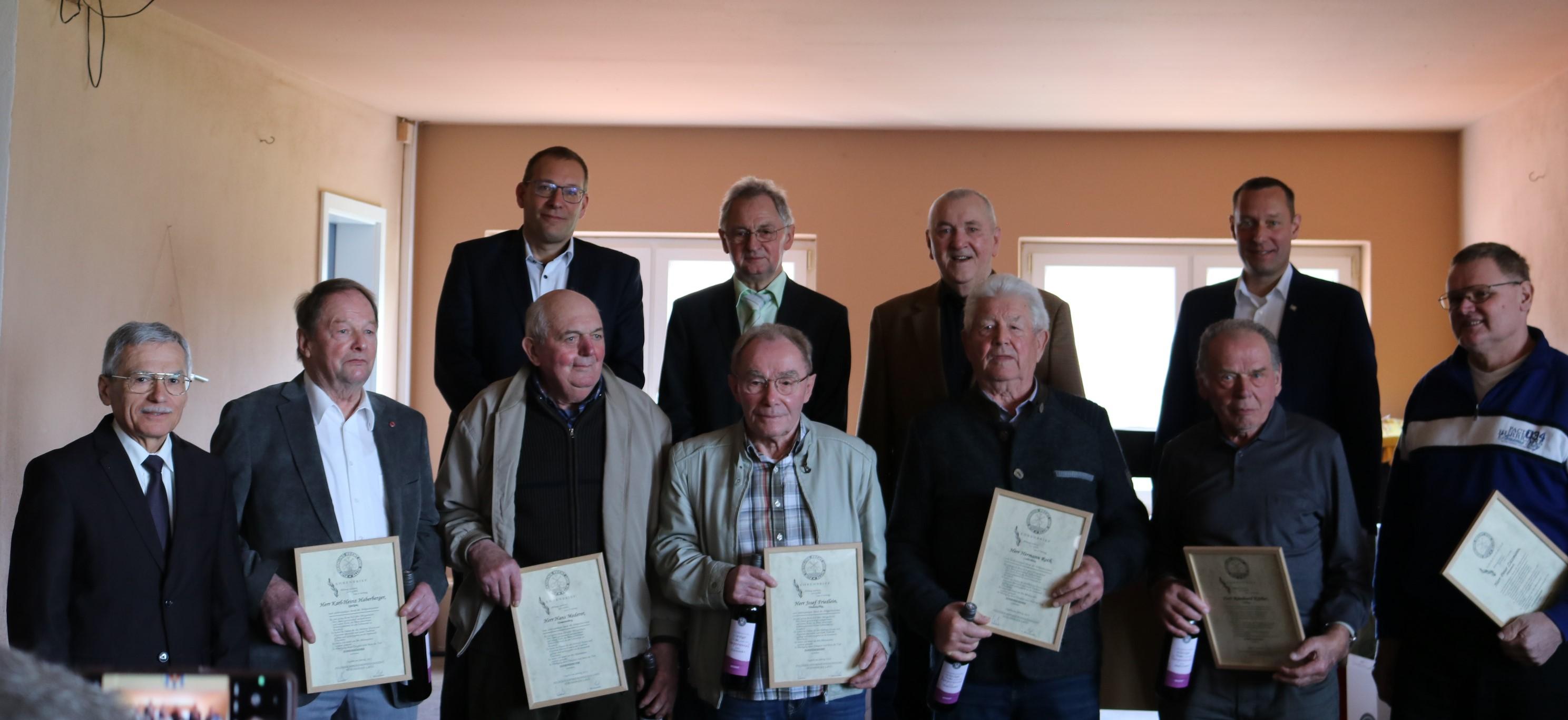 Über 50 Jahre im Ehrenamt tätig: Josef Friedlein aus Neuhaus neuer ...