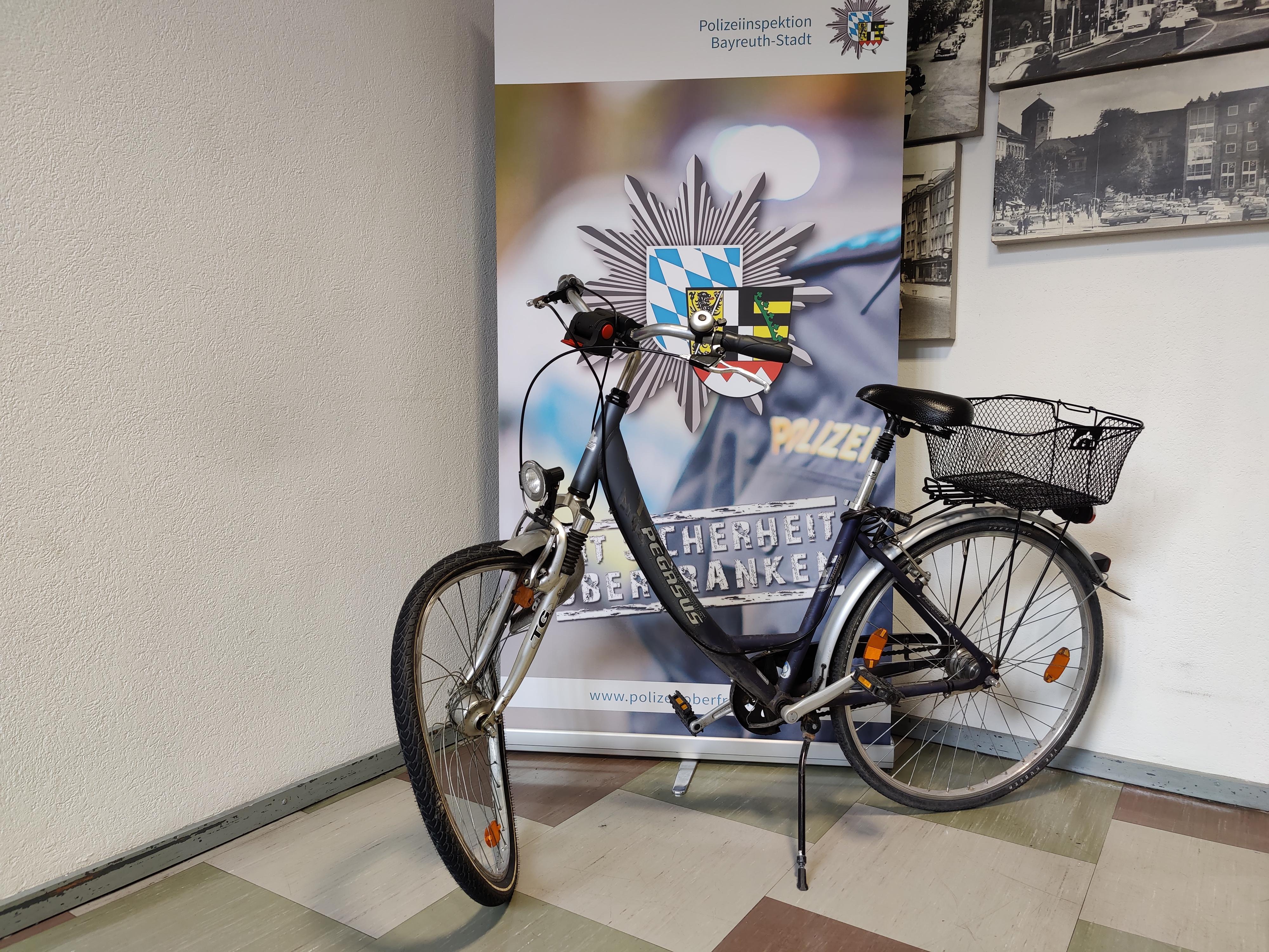 Radler im "toten Winkel" übersehen: Senior rettete sich mit kühnem Sprung