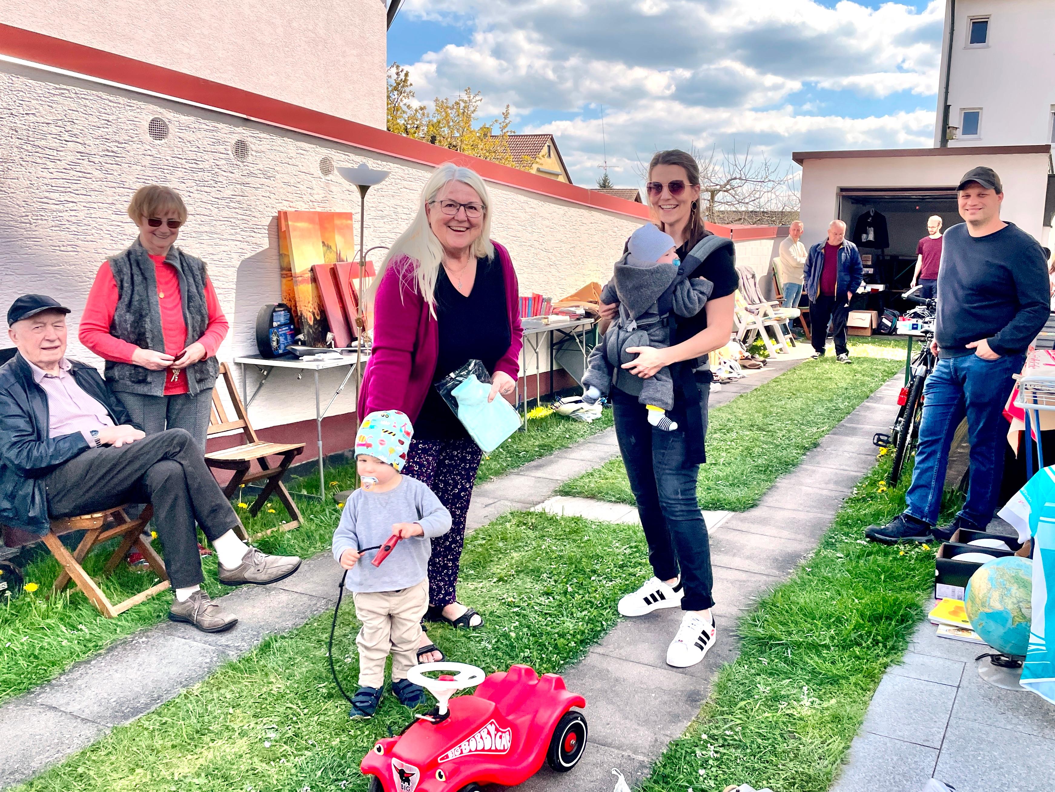 Sonnenschein und Schnäppchen: Warum der Heuchlinger Garagenflohmarkt ...