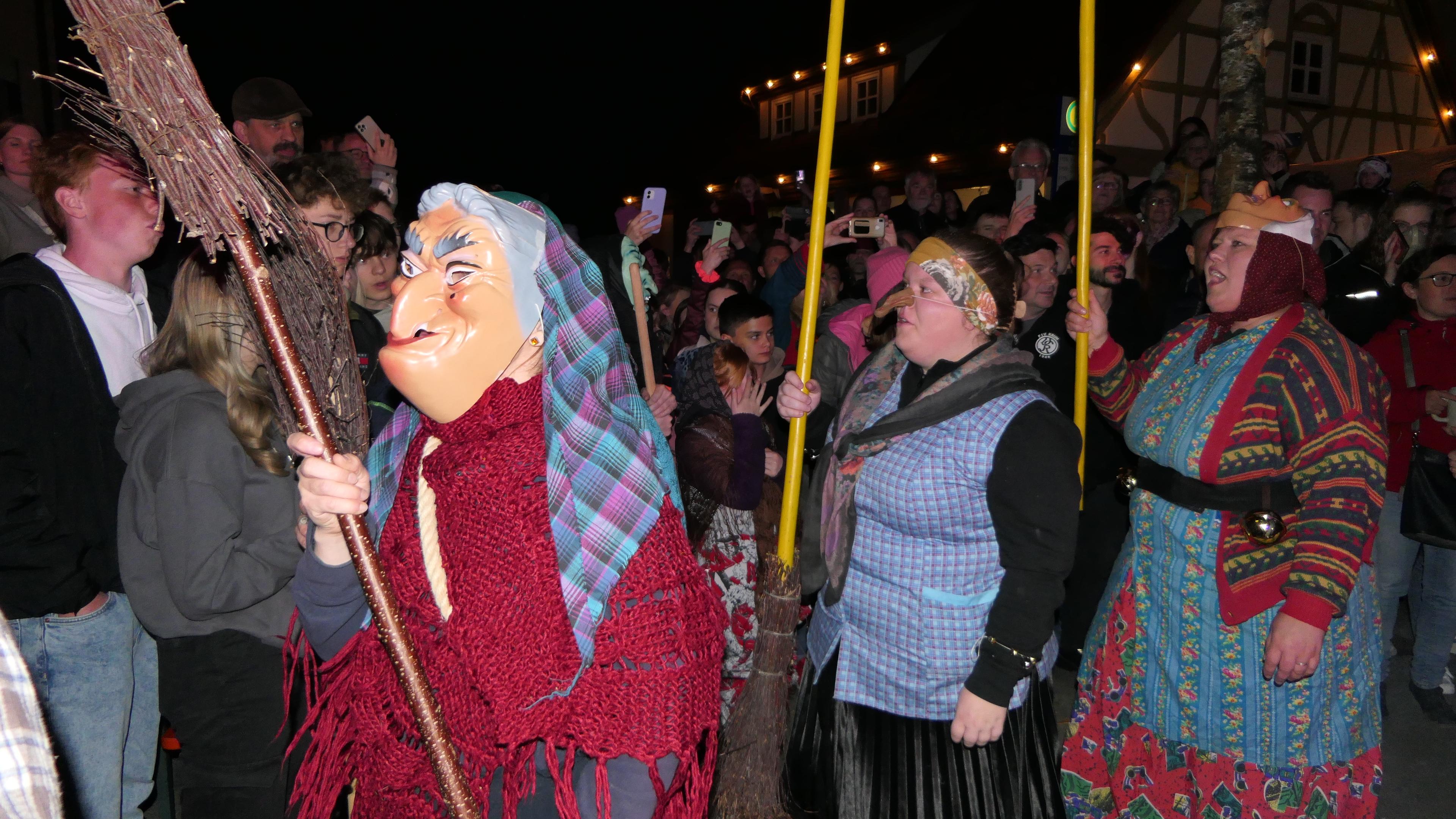 Wilder Tanz am Blocksberg: Hexen und Teufel feiern Walpurgisnacht in ...