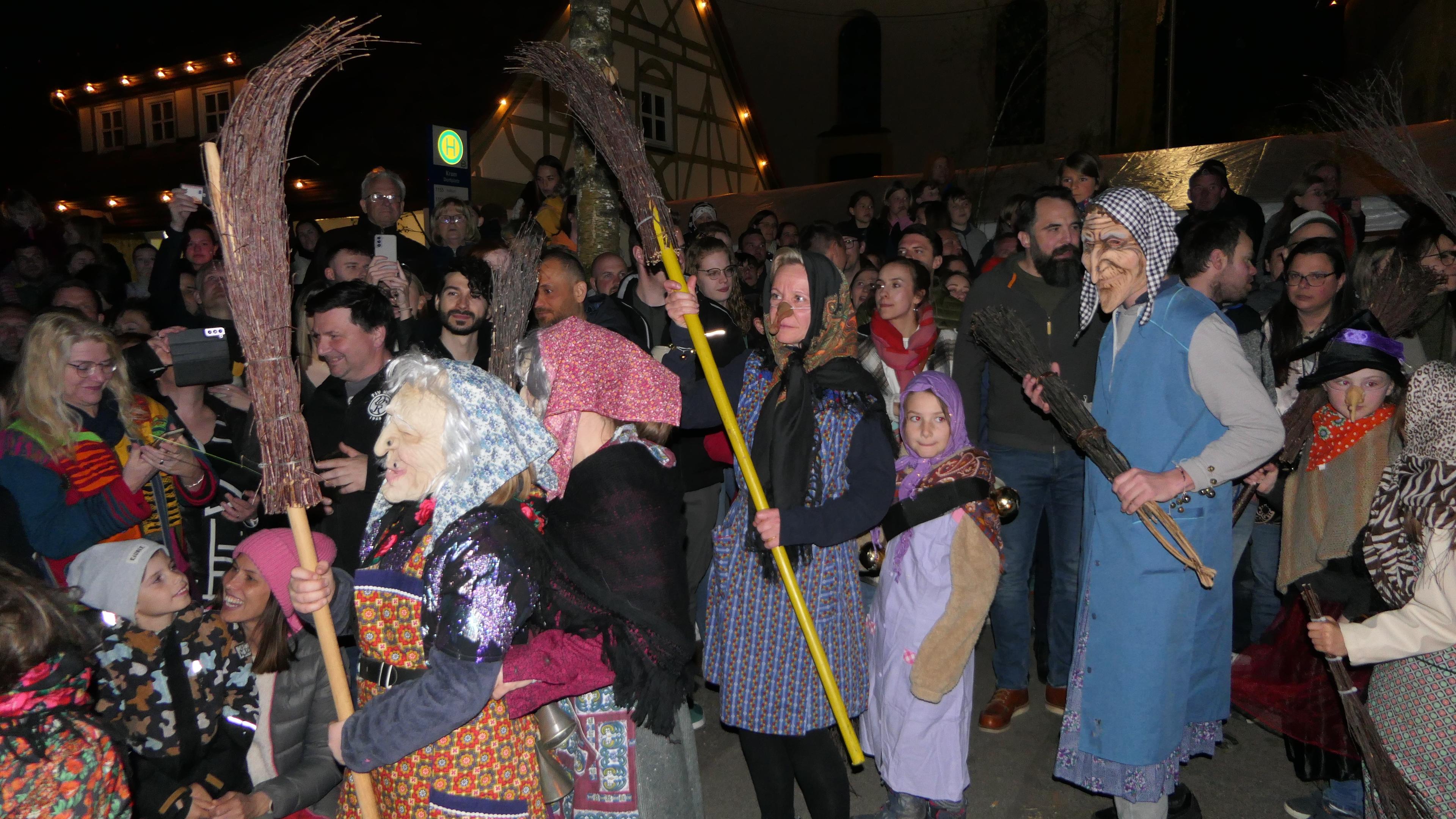 Wilder Tanz am Blocksberg: Hexen und Teufel feiern Walpurgisnacht in ...