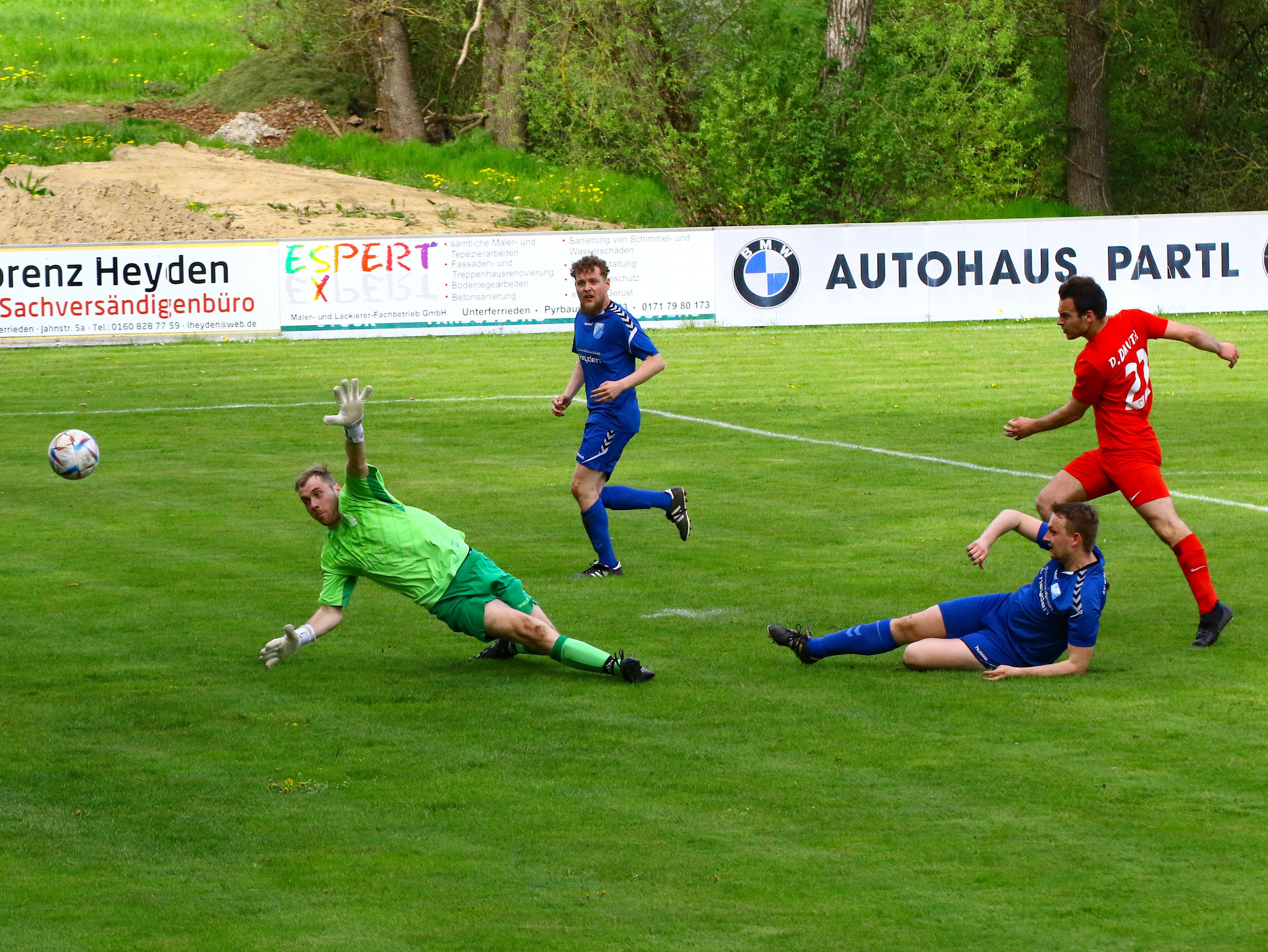 Unterferrieden schießt Ochenbruck ab, Altdorf holt einen Zwei-Tore ...