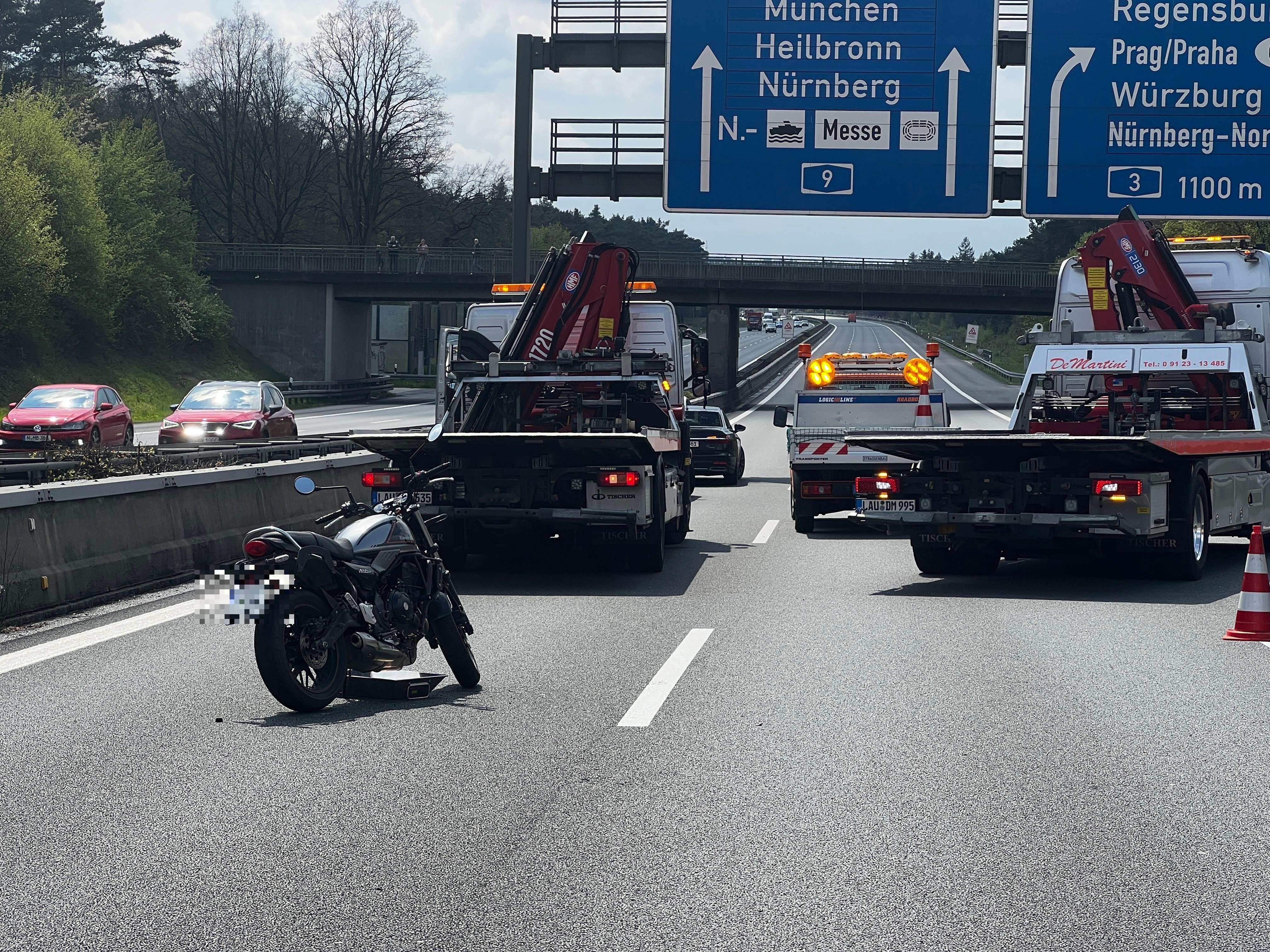 Nach schwerem Motorradunfall: Autofahrer fährt in Absperrwagen auf A9 ...