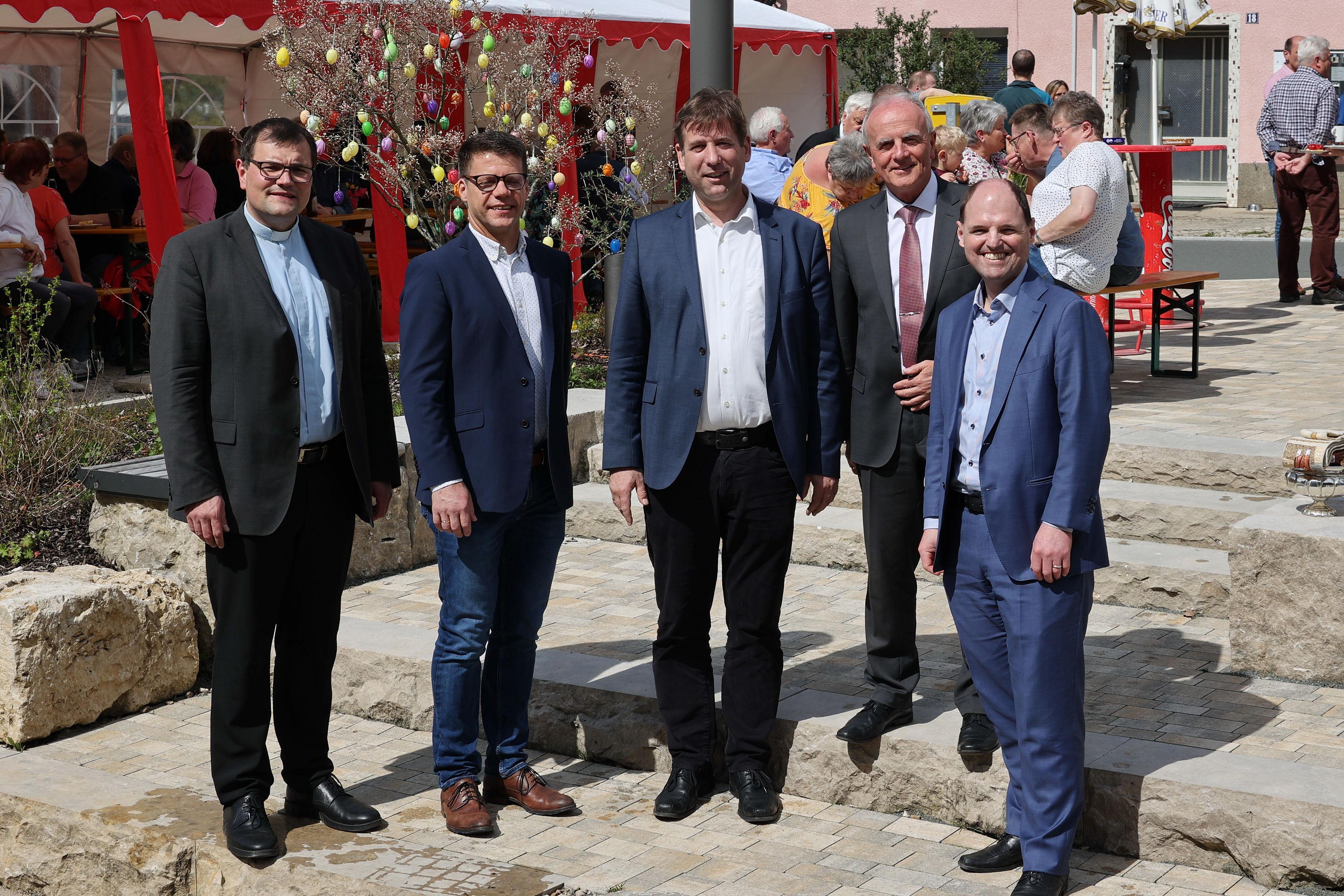 Obertrubach weiht den neuen Dorfplatz in Wolfsberg ein: Zugang zum Bach ...