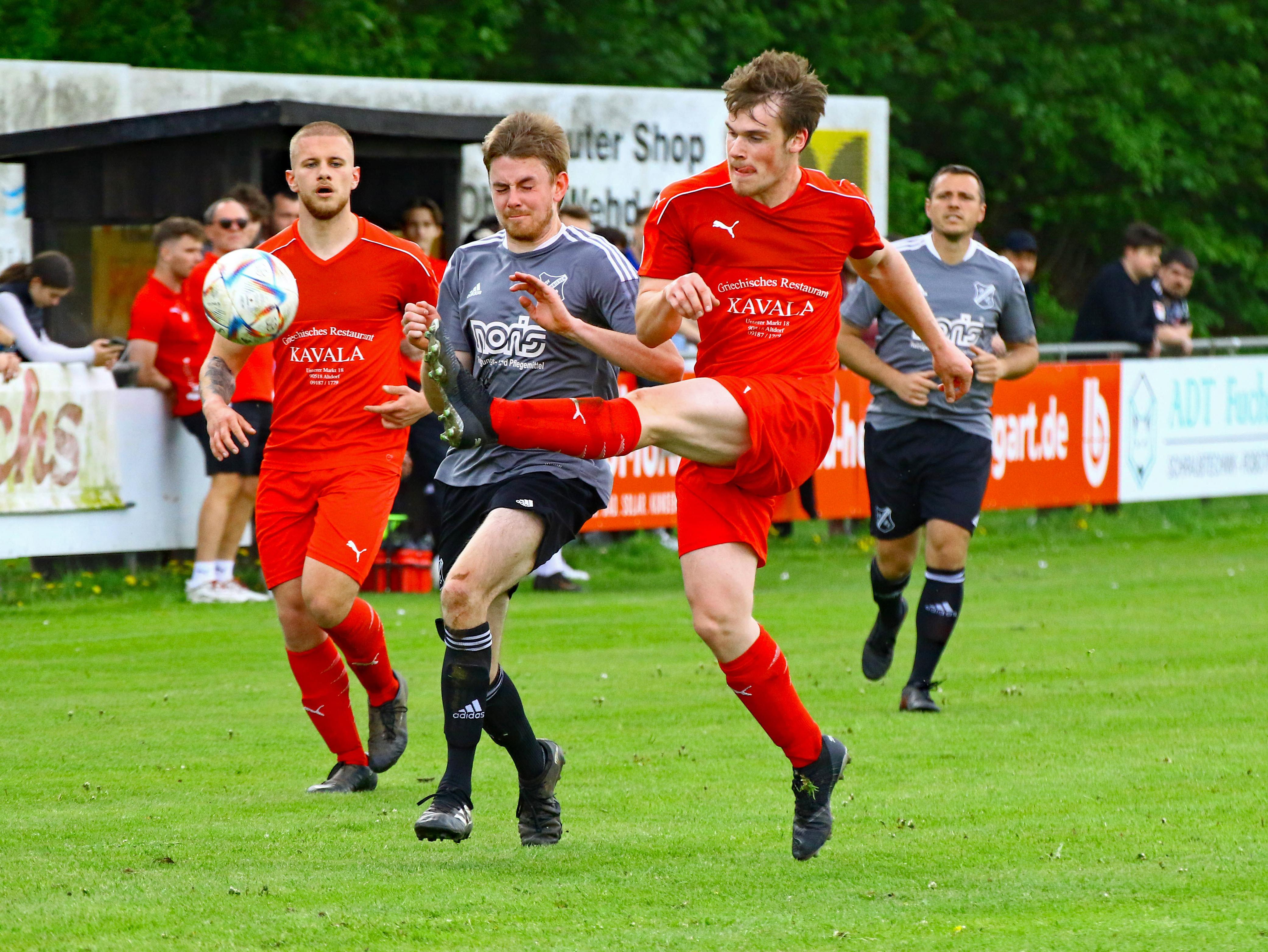 Der FC Altdorf dominiert Oberferrieden, der TV Leinburg rückt wieder an ...