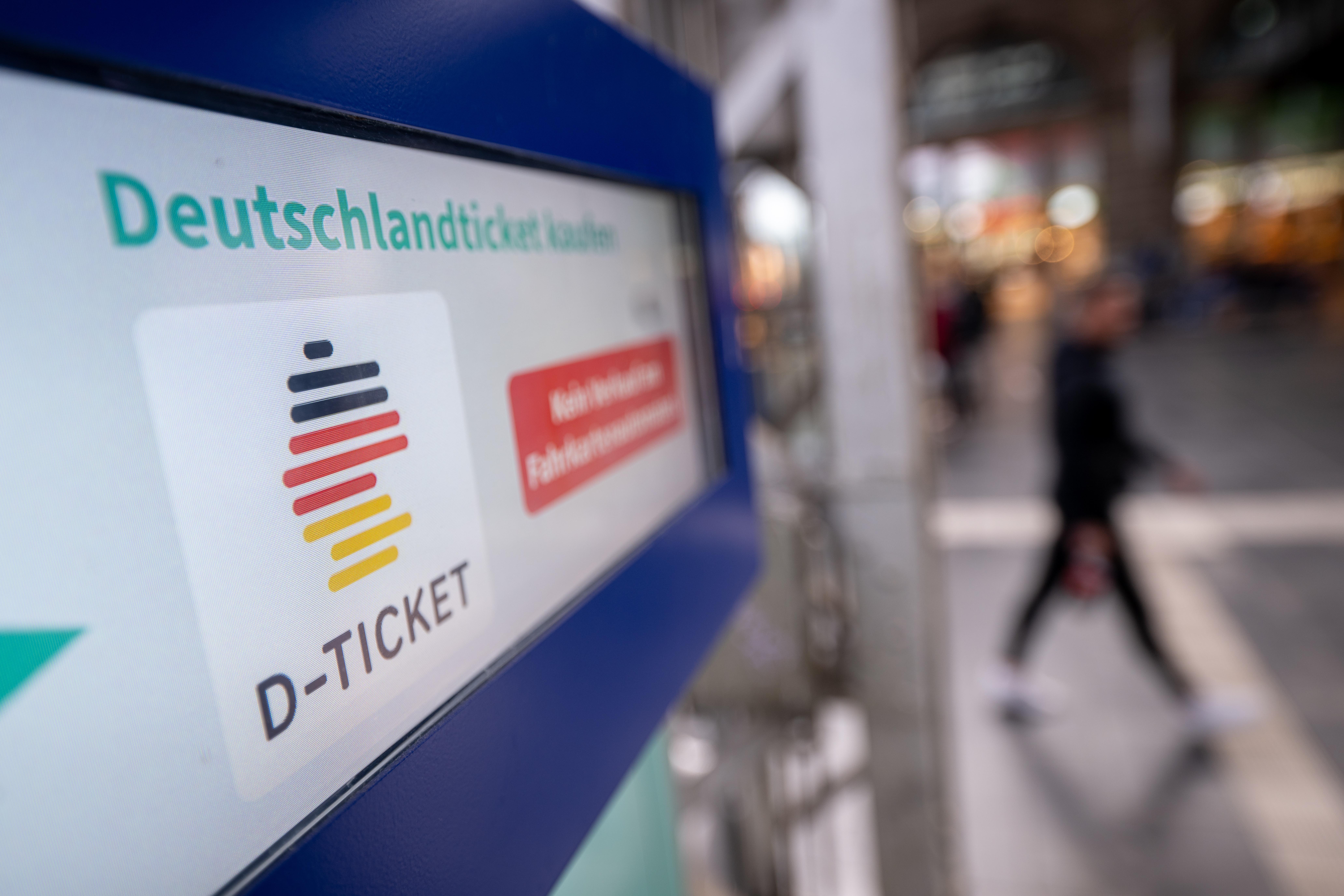 Geld sparen beim Deutschlandticket - So fahren Sie günstiger | Nordbayern