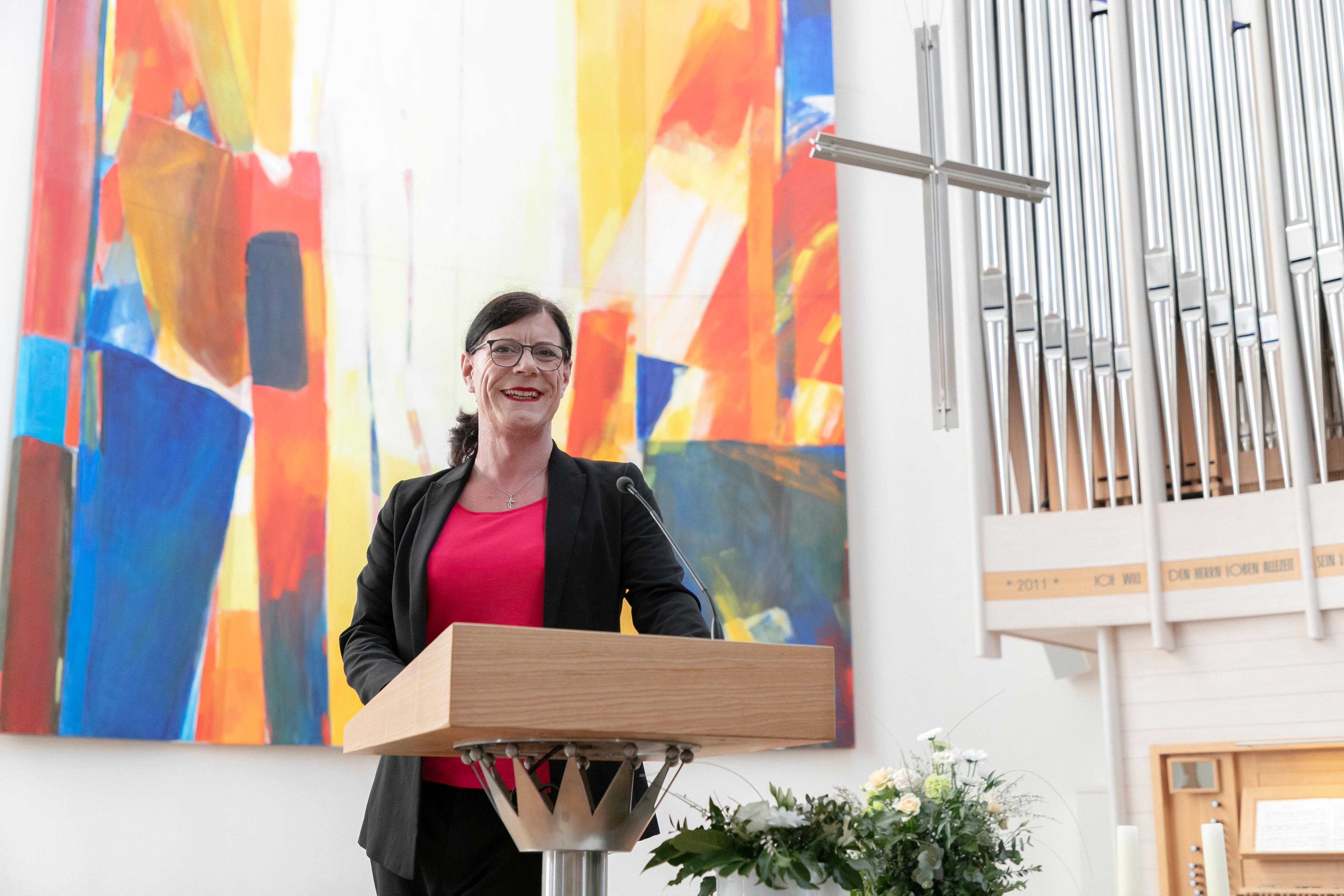 Diese besondere Transfrau aus Neunkirchen predigt zum Abschluss des ...