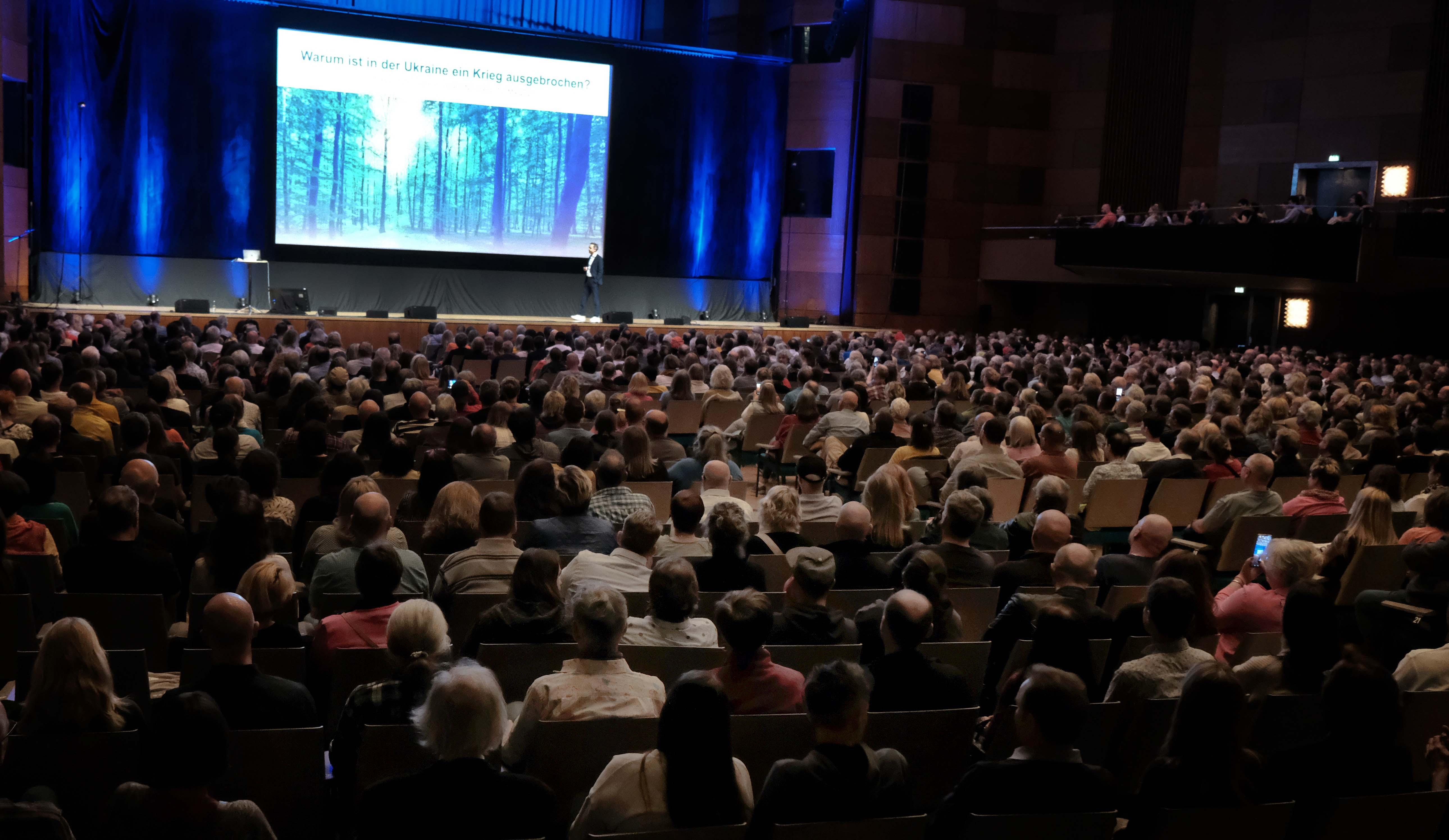 Volles Haus, kleiner Protest: Auftritt des umstrittenen Publizisten ...