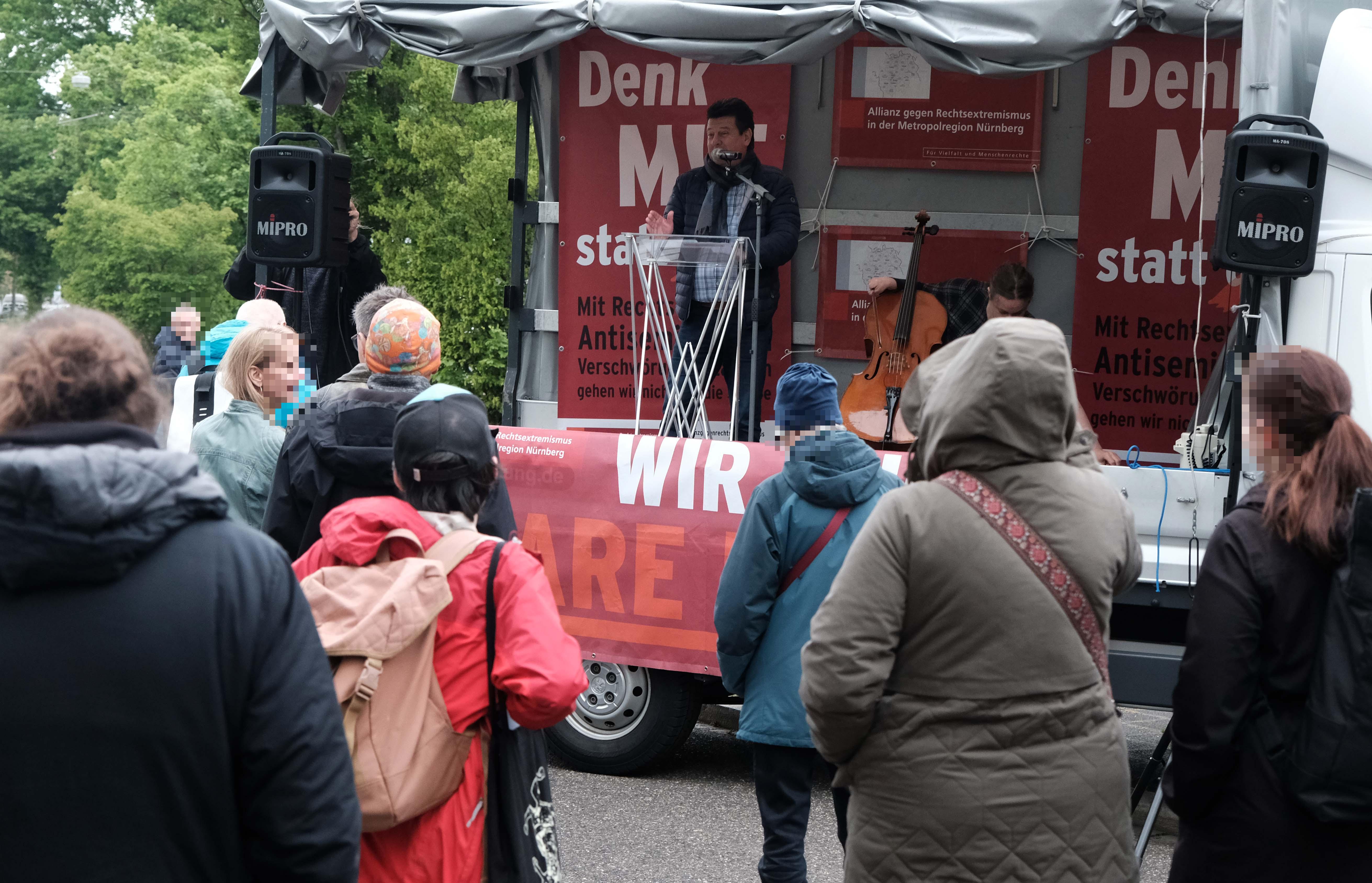 Volles Haus, kleiner Protest: Auftritt des umstrittenen Publizisten ...