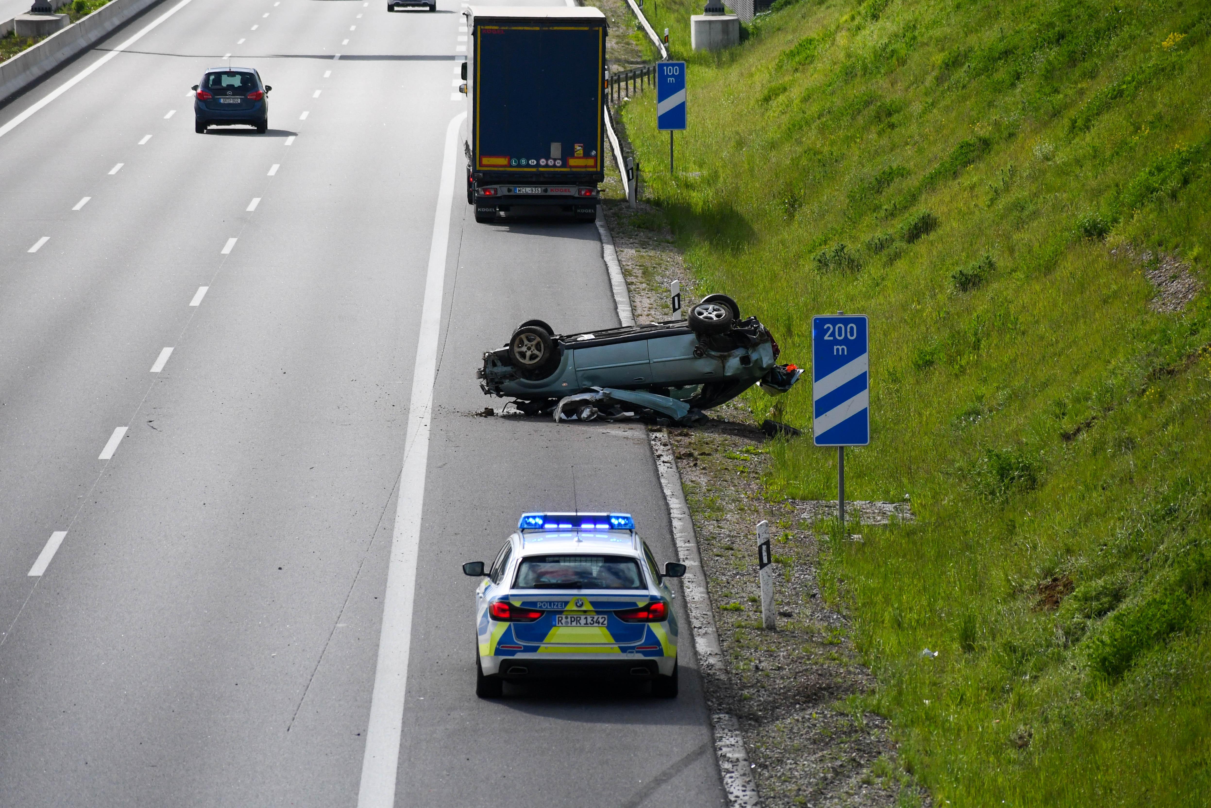 Trotz Überschlag: Fahrer bei Unfall auf der A3 bei Neutraubling nur ...