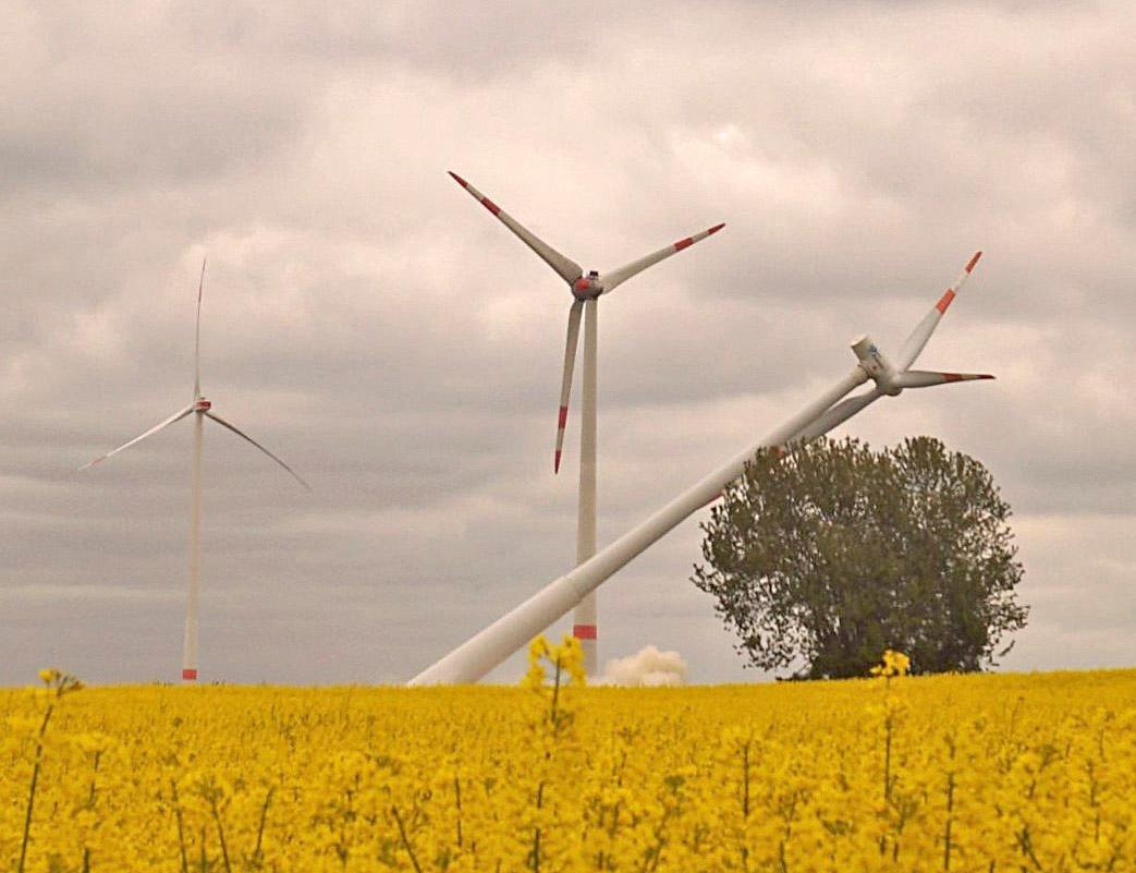 Windrad-Sprengung an der A6: "Andreas 1" wird kontrolliert zu Fall gebracht