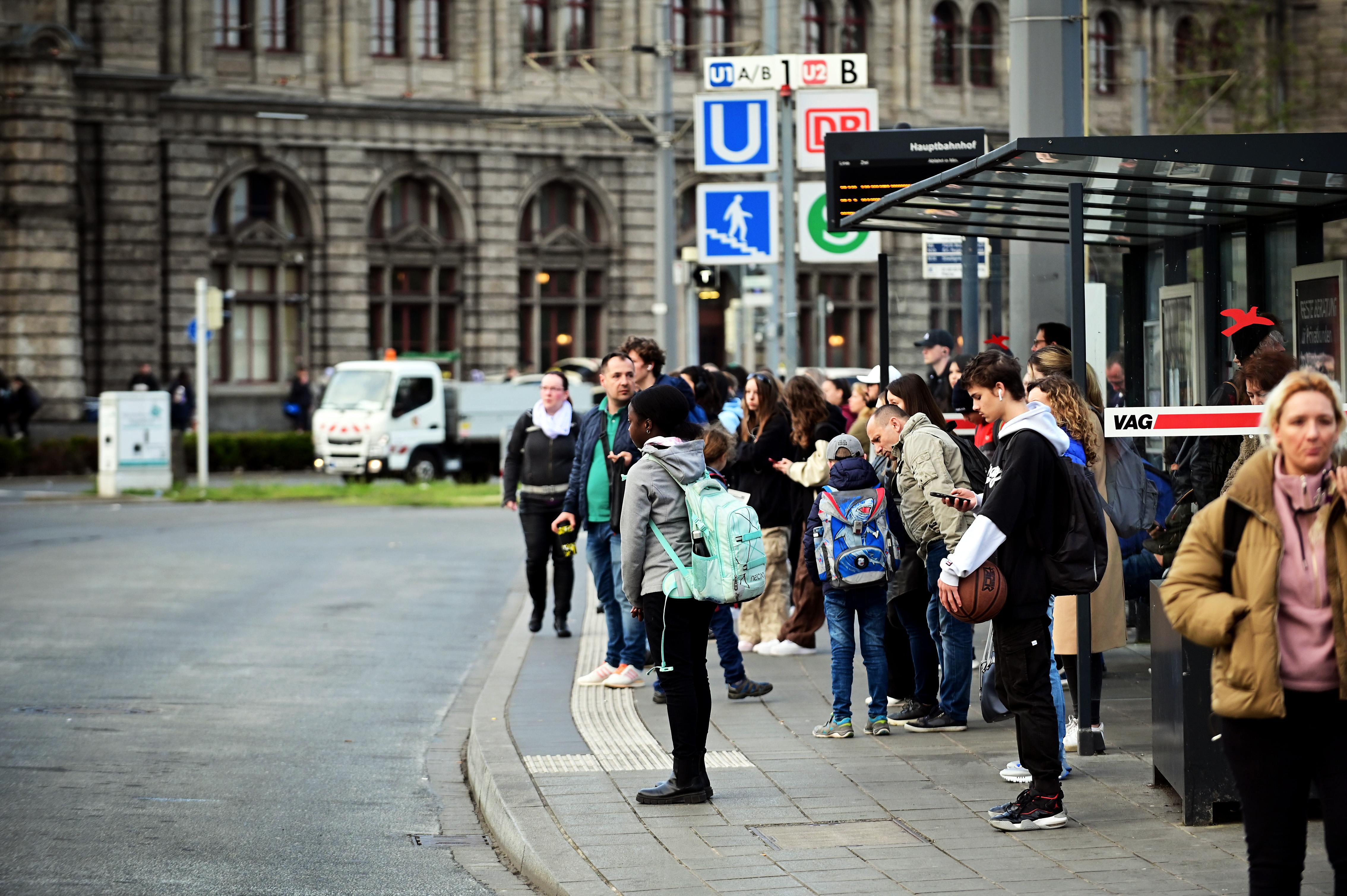 Warnstreik sorgt für großen Redebedarf am Nürnberger Hauptbahnhof