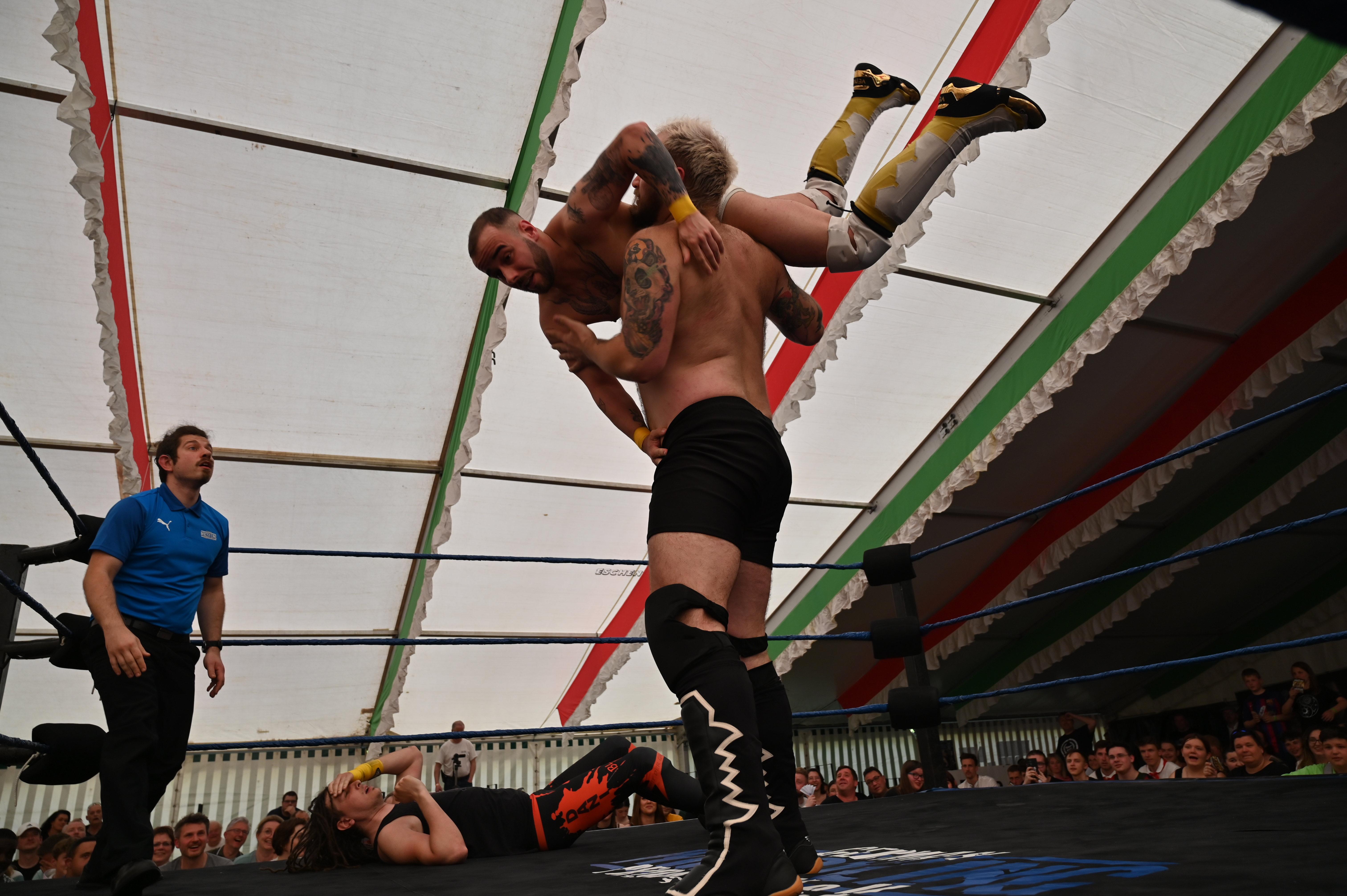 "Historisch": So tobten sich die Wrestler auf der Eckernsmühlener ...