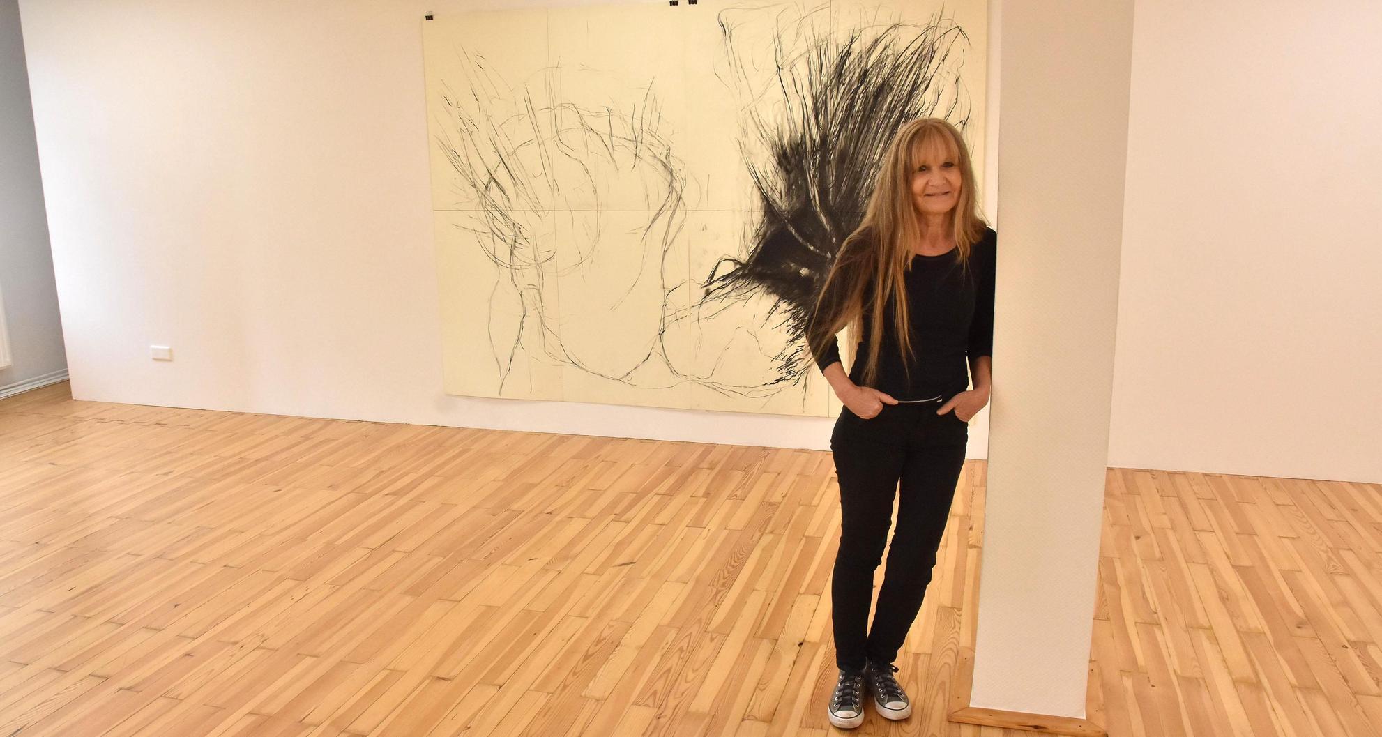 Kunst aus selbstgebrannter Holzkohle: Daniela Baumann in der Galerie ...