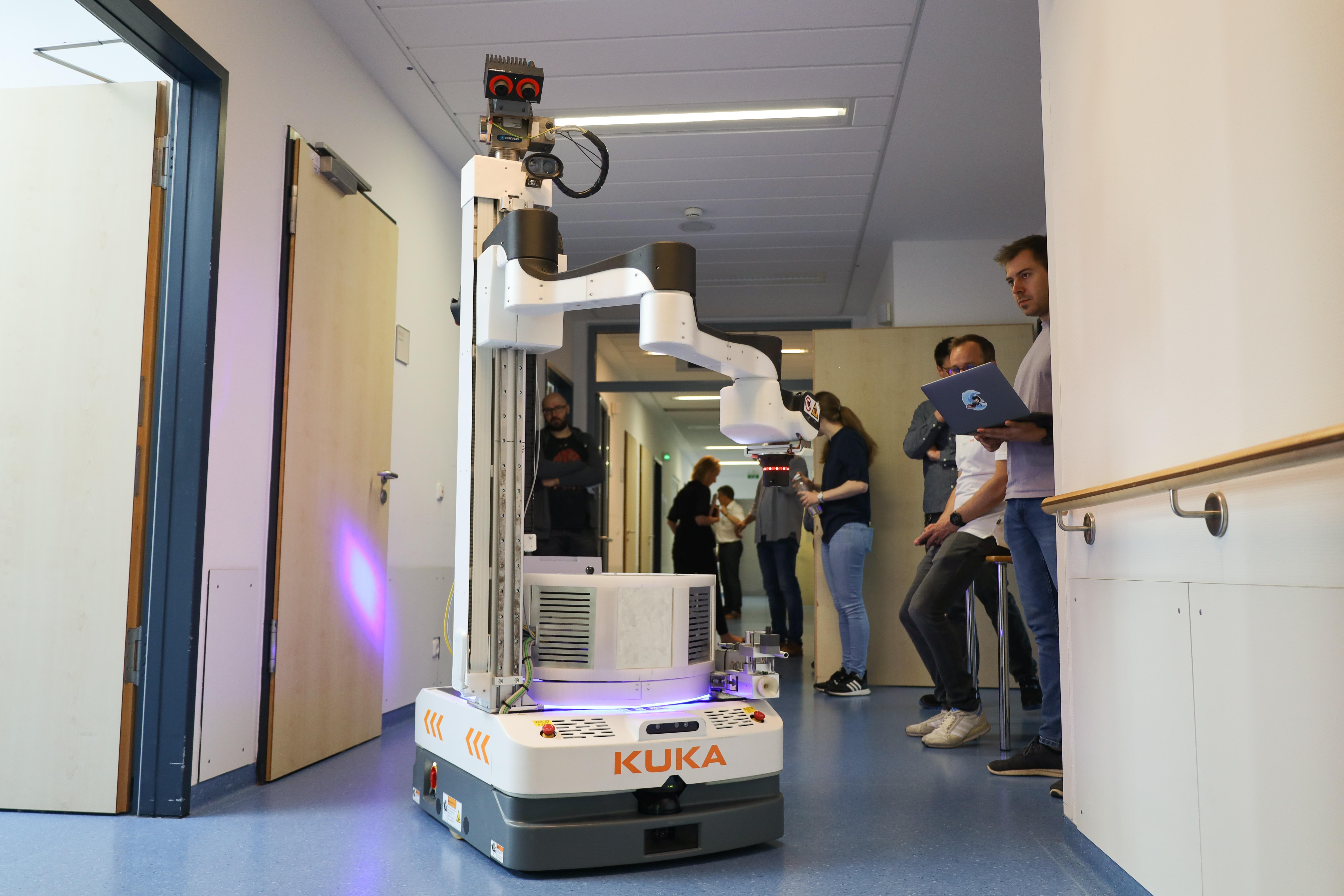 Pflegeroboter von Kuka in Nürnberger Klinik im Einsatz: Autonom ...