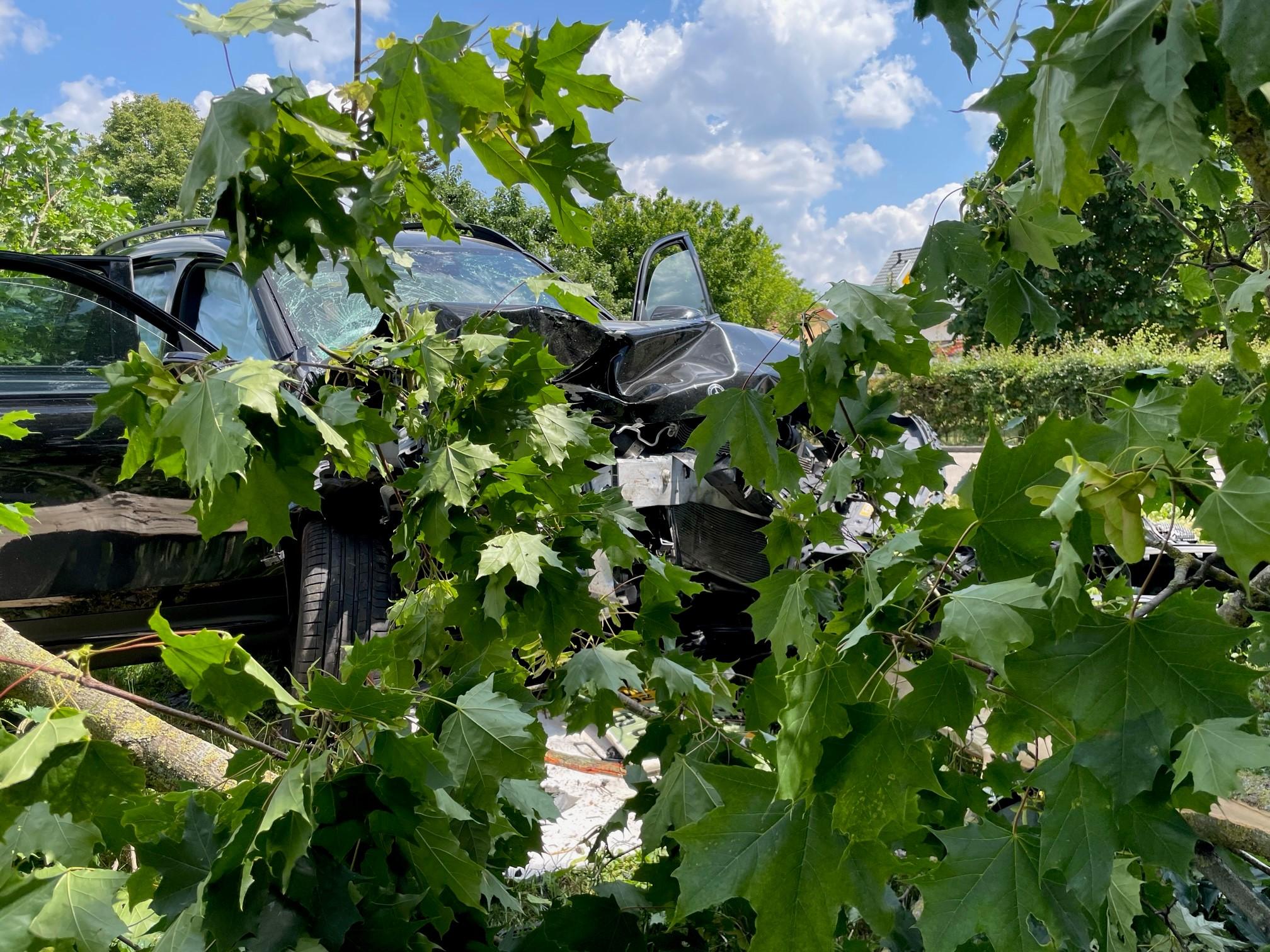 Kleinkind auf Beifahrersitz verletzt: Mann demoliert Mercedes-SUV bei ...