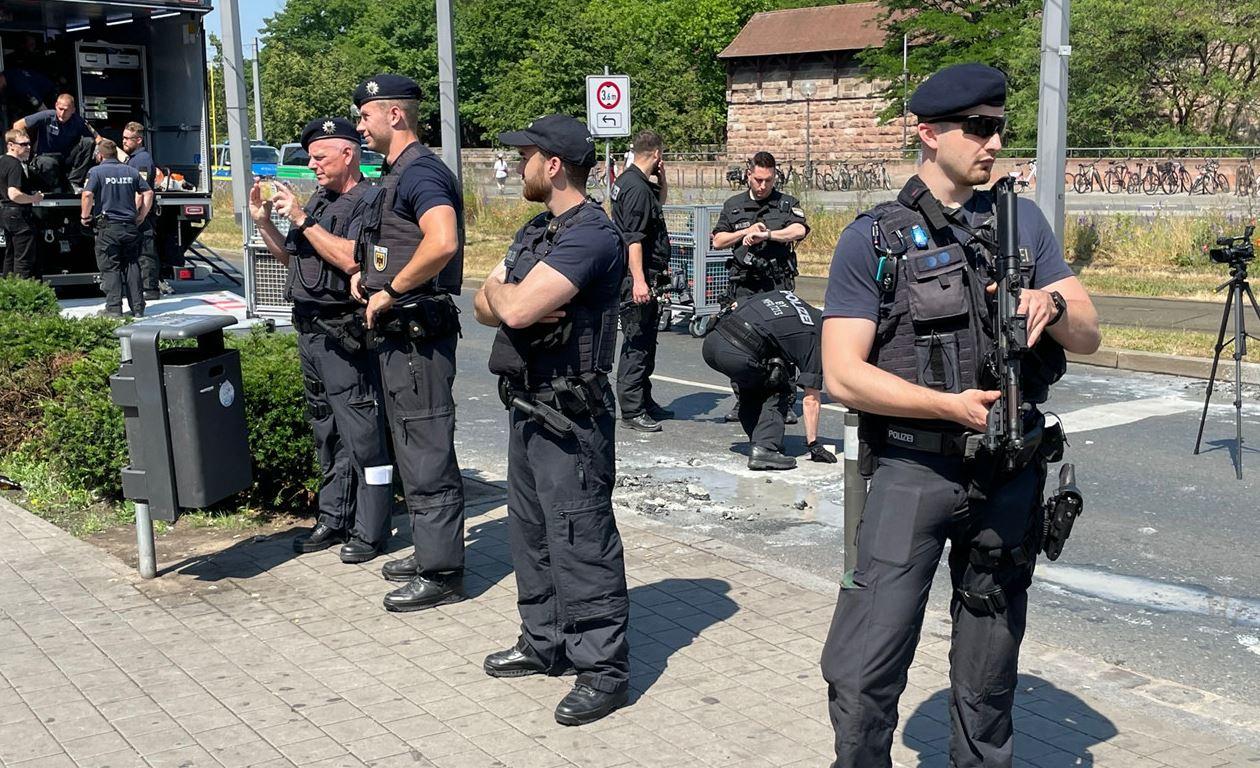 USK und Schlagbohrer: Polizei-Großeinsatz am Hauptbahnhof wegen Klima ...