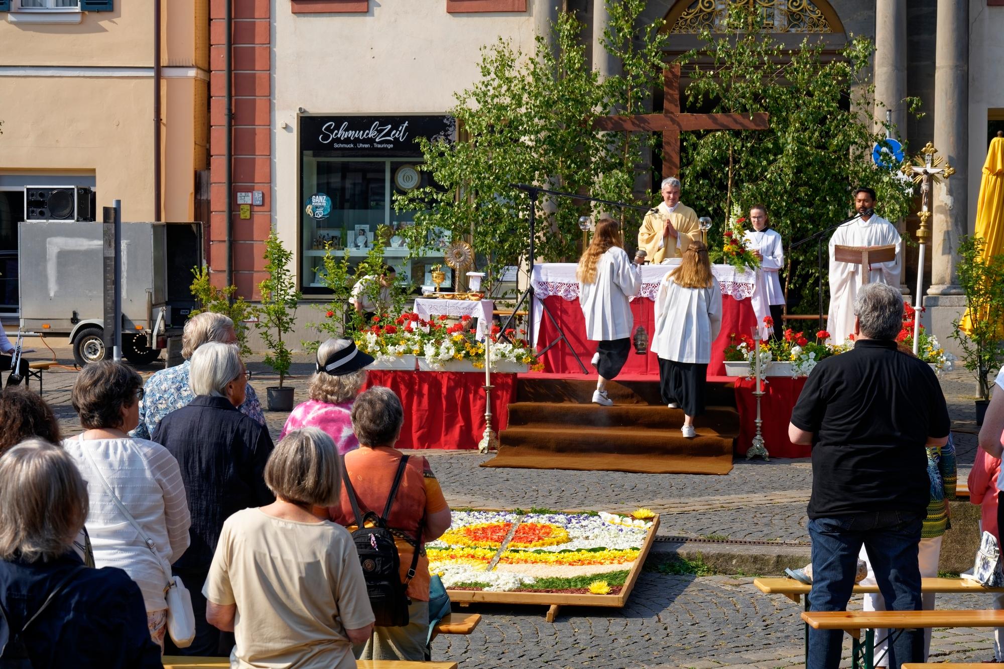 Fronleichnam: Christen feierten mit leuchtendem Blumenteppich