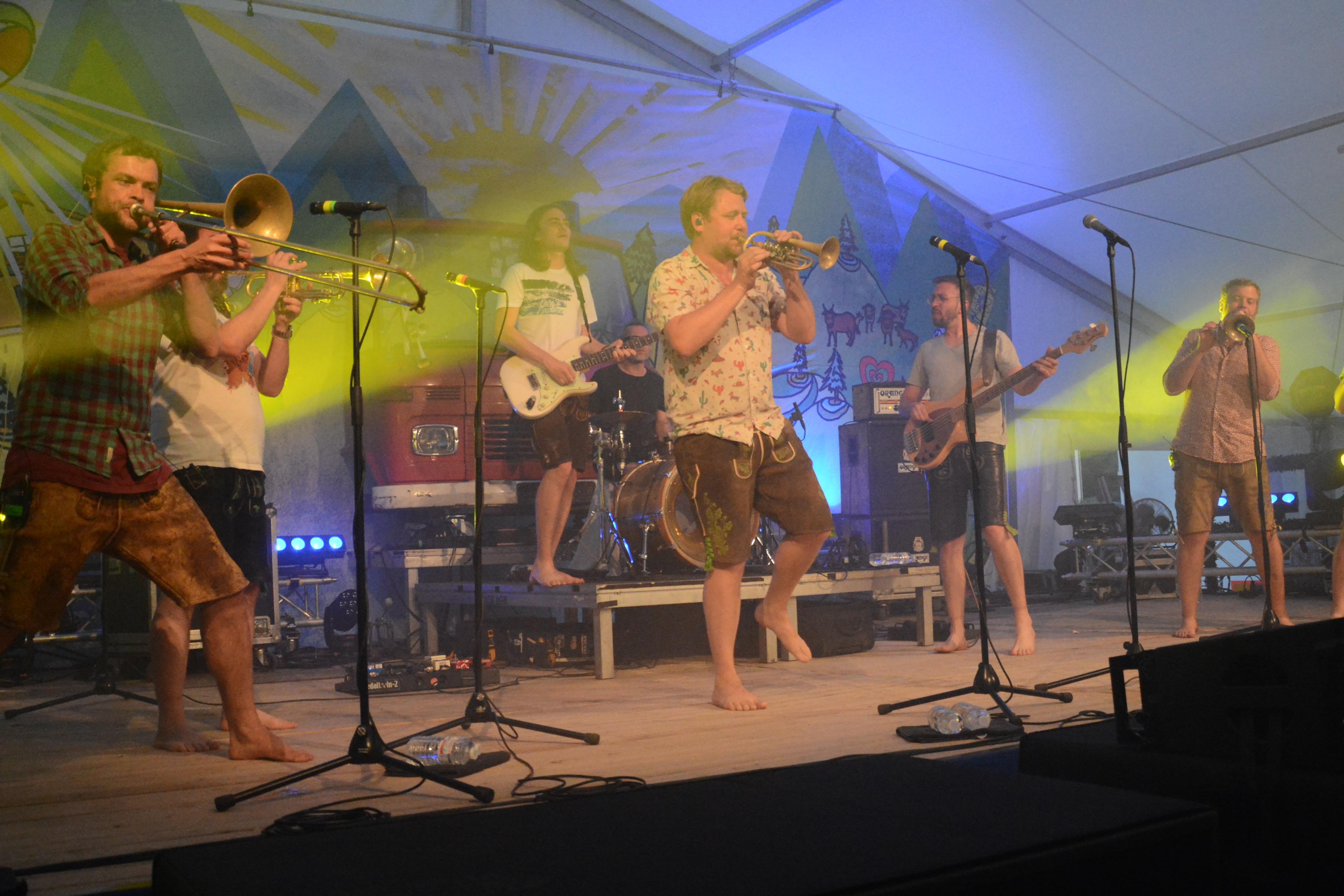 LaBrassBanda heizen im Kirwa-Festzelt ein