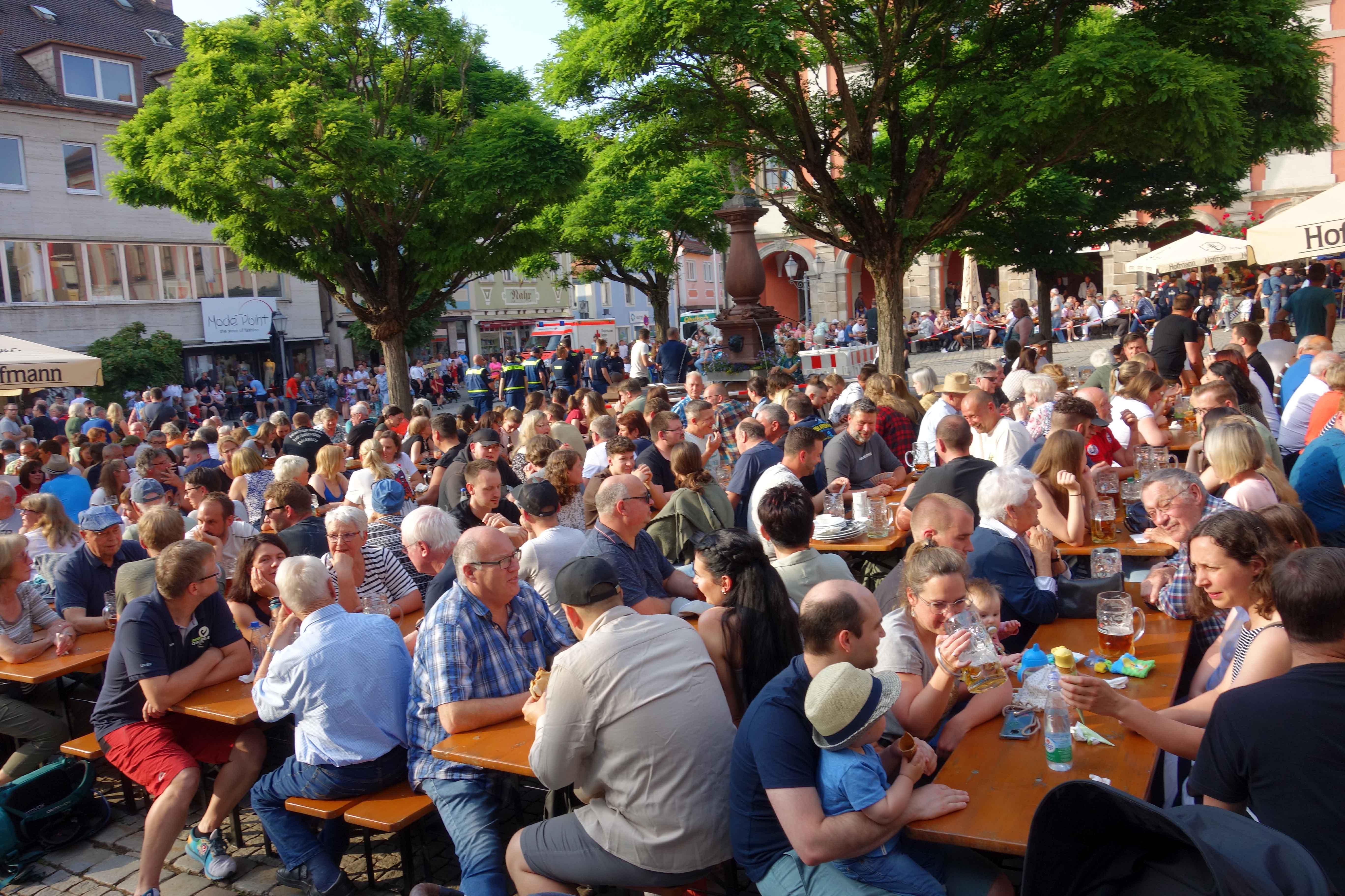Endlich Kerwa in Neustadt/Aisch: Flotter Auftakt mit Fichte und ...