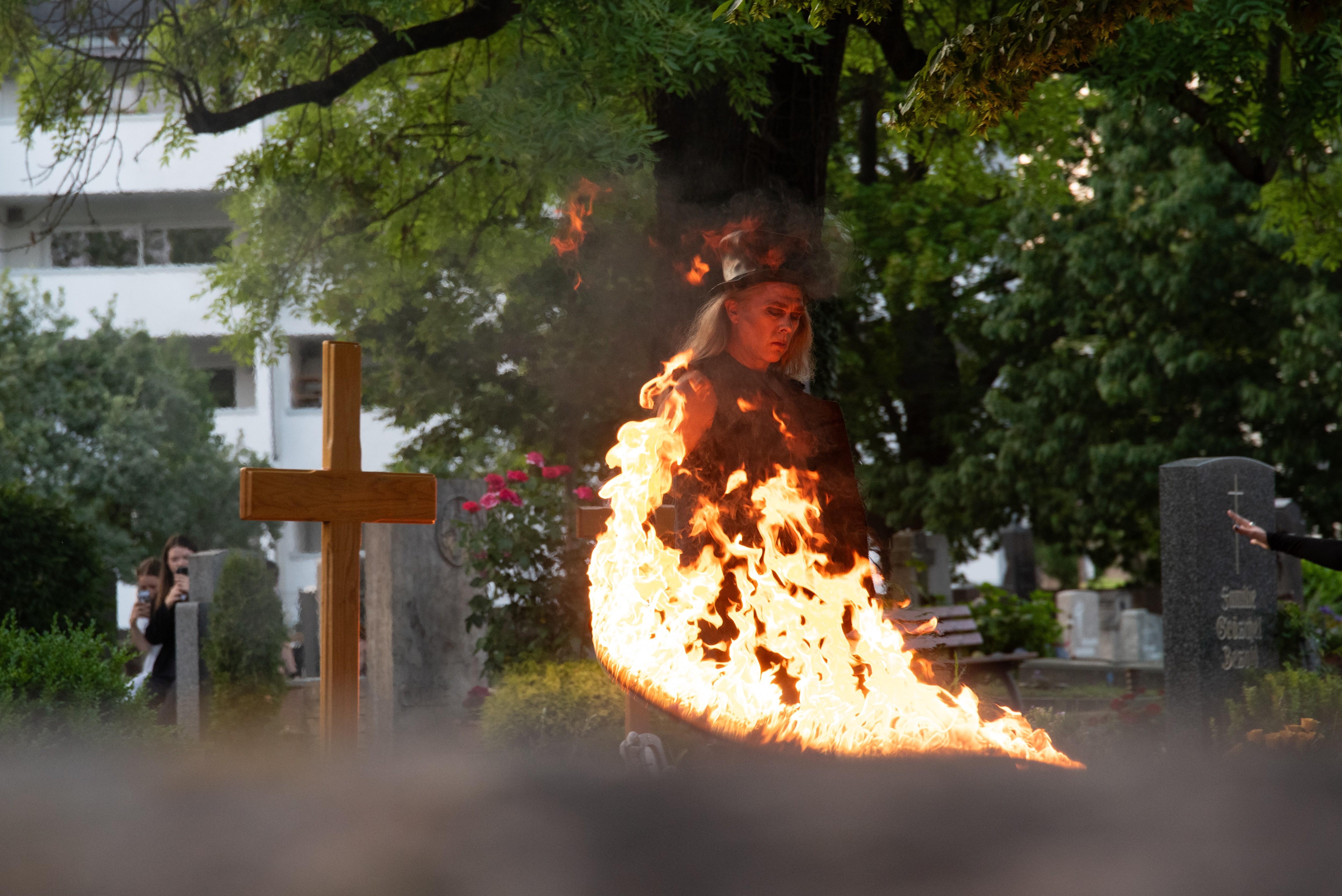 Opernaufführung zwischen Kapelle und Sarg auf dem Friedhof St. Peter ...