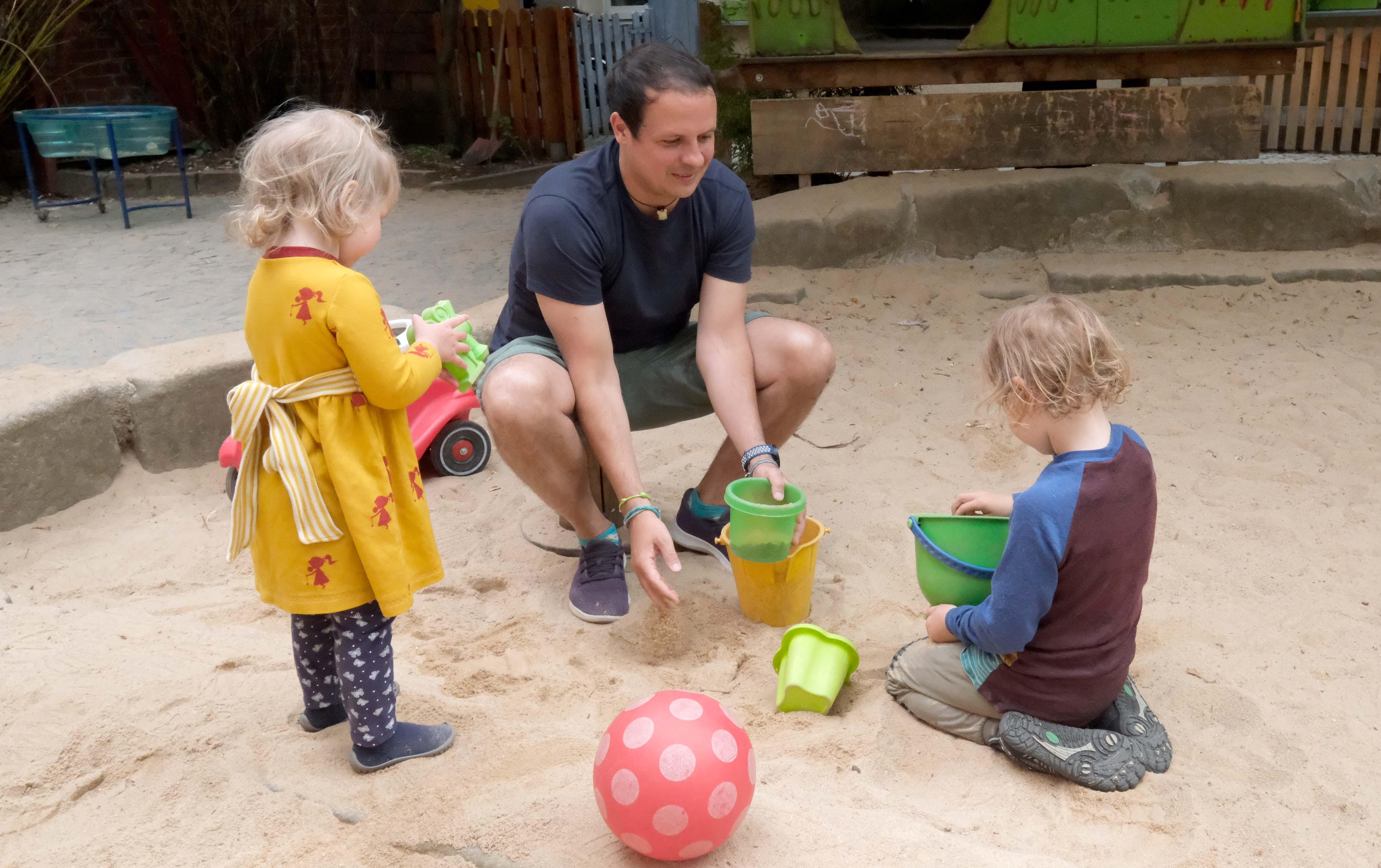 Ehrenamt: Familienpate Michael Kawalla spielt mit den Kids, damit Mama ...