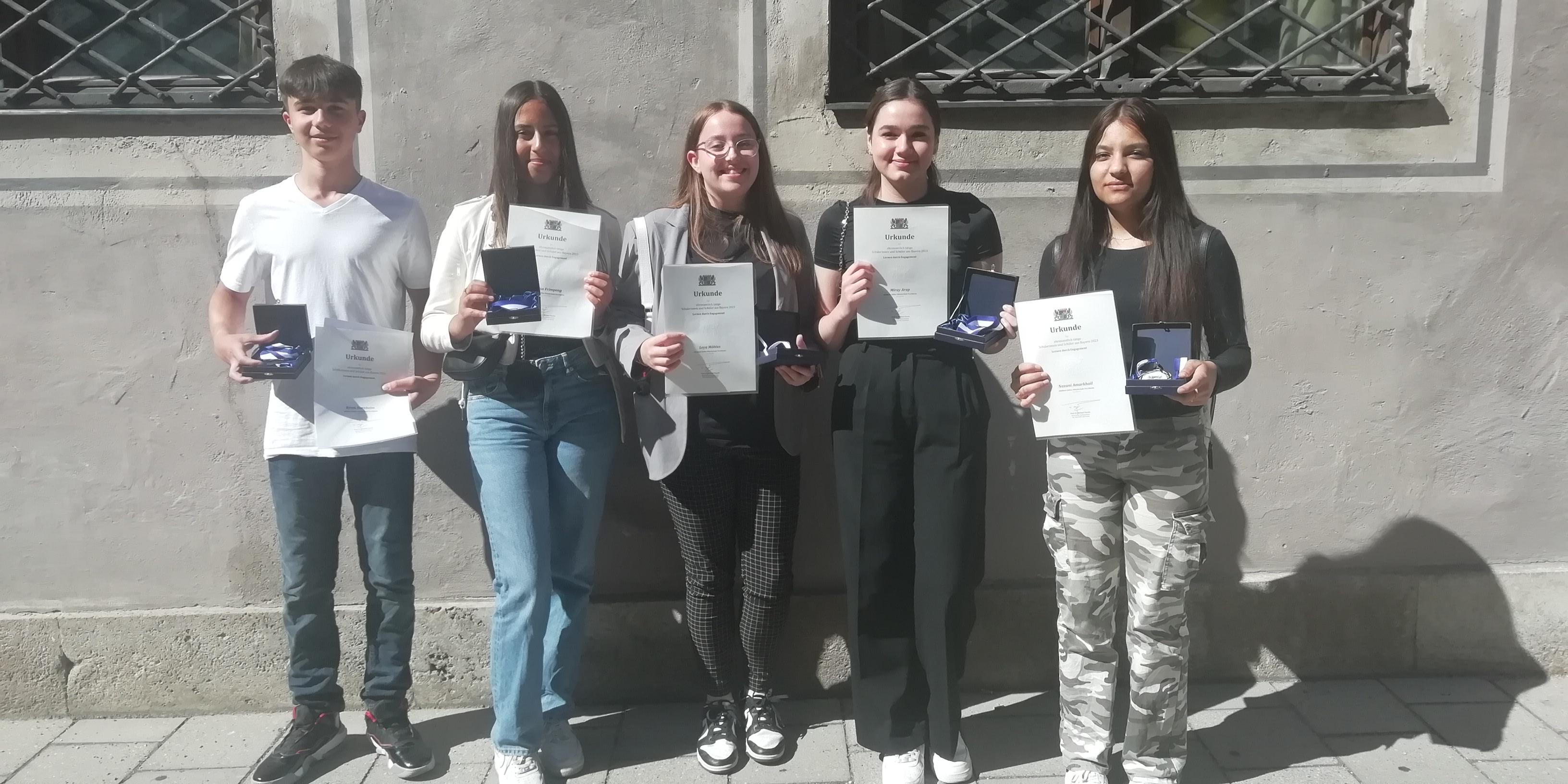 Herausragendes ehrenamtliches Engagement: Schüler der Adalbert-Stifter ...