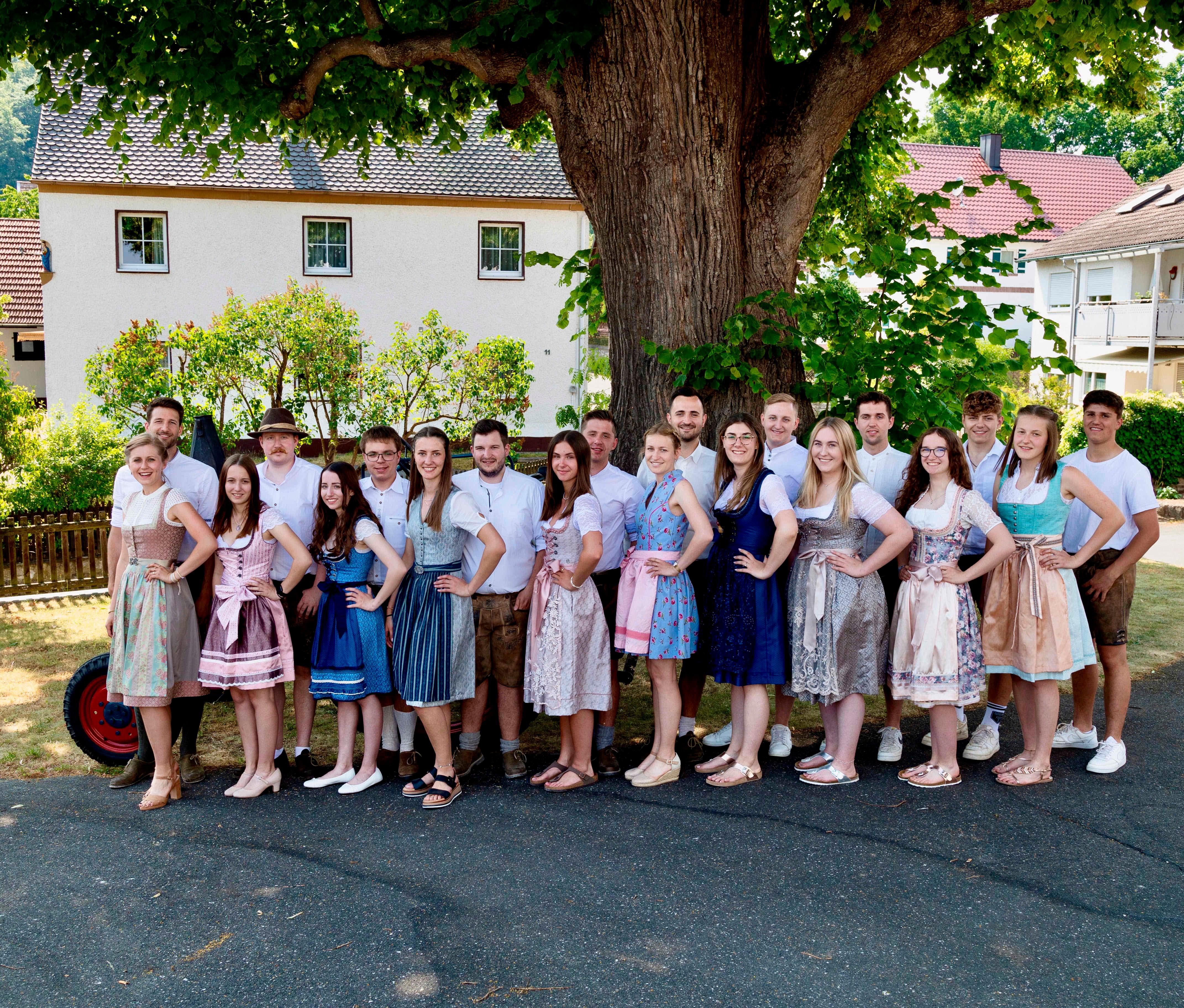 Fesche "Eischbecker" laden ein zur Kirwa in Unterölsbach