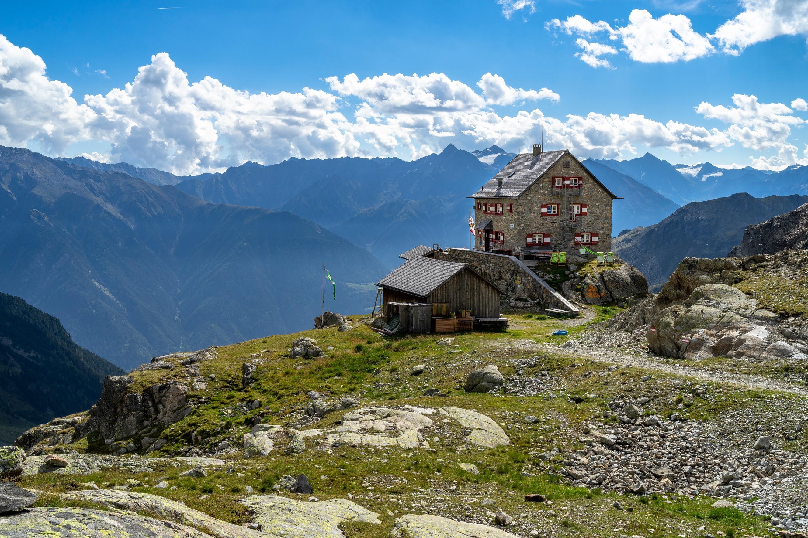 DAV-Abordnung macht Erlanger Hütte für die Saison startklar