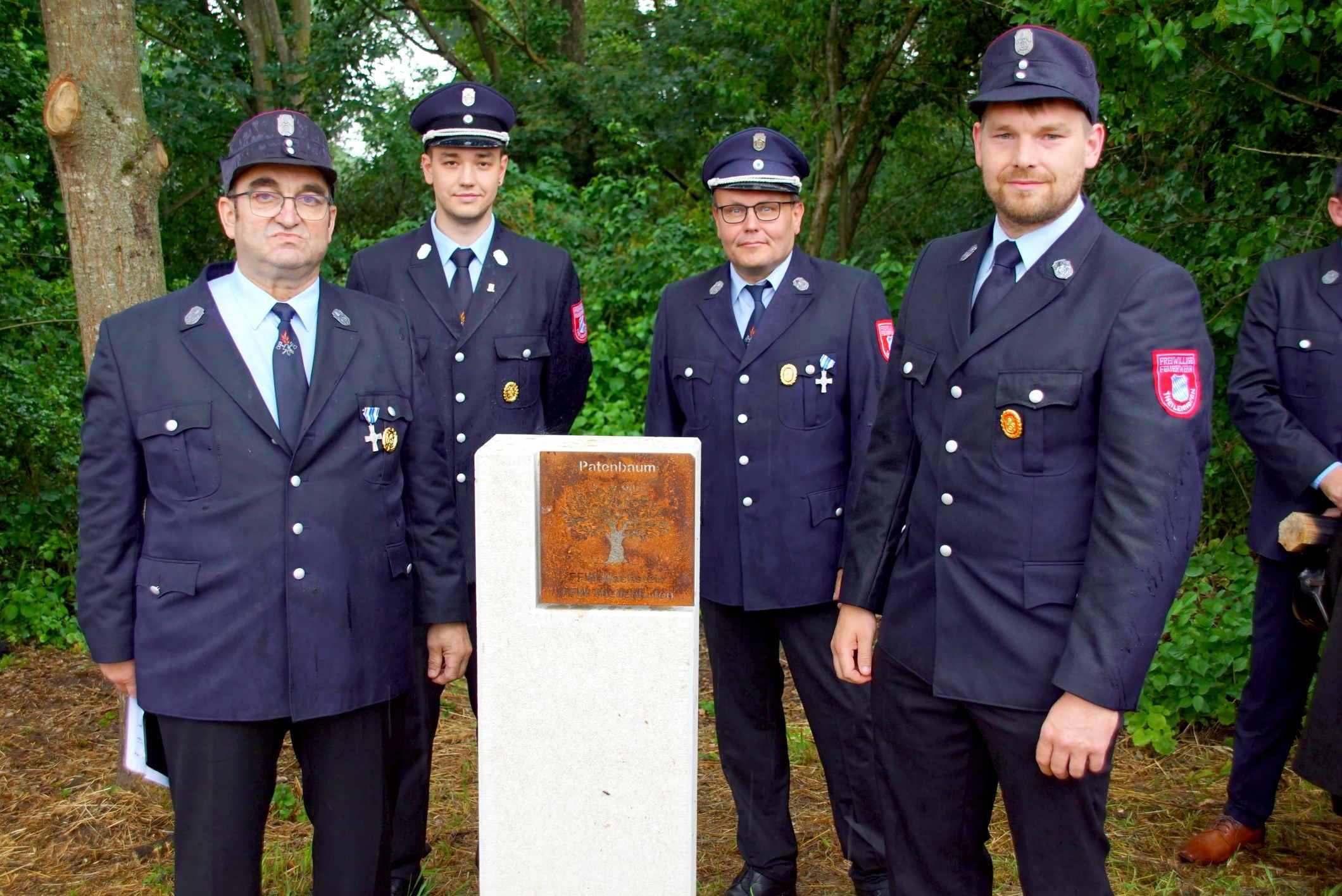 Im Zeichen der Freundschaft: Gedenkstein für die Feuerwehren Wachstein ...